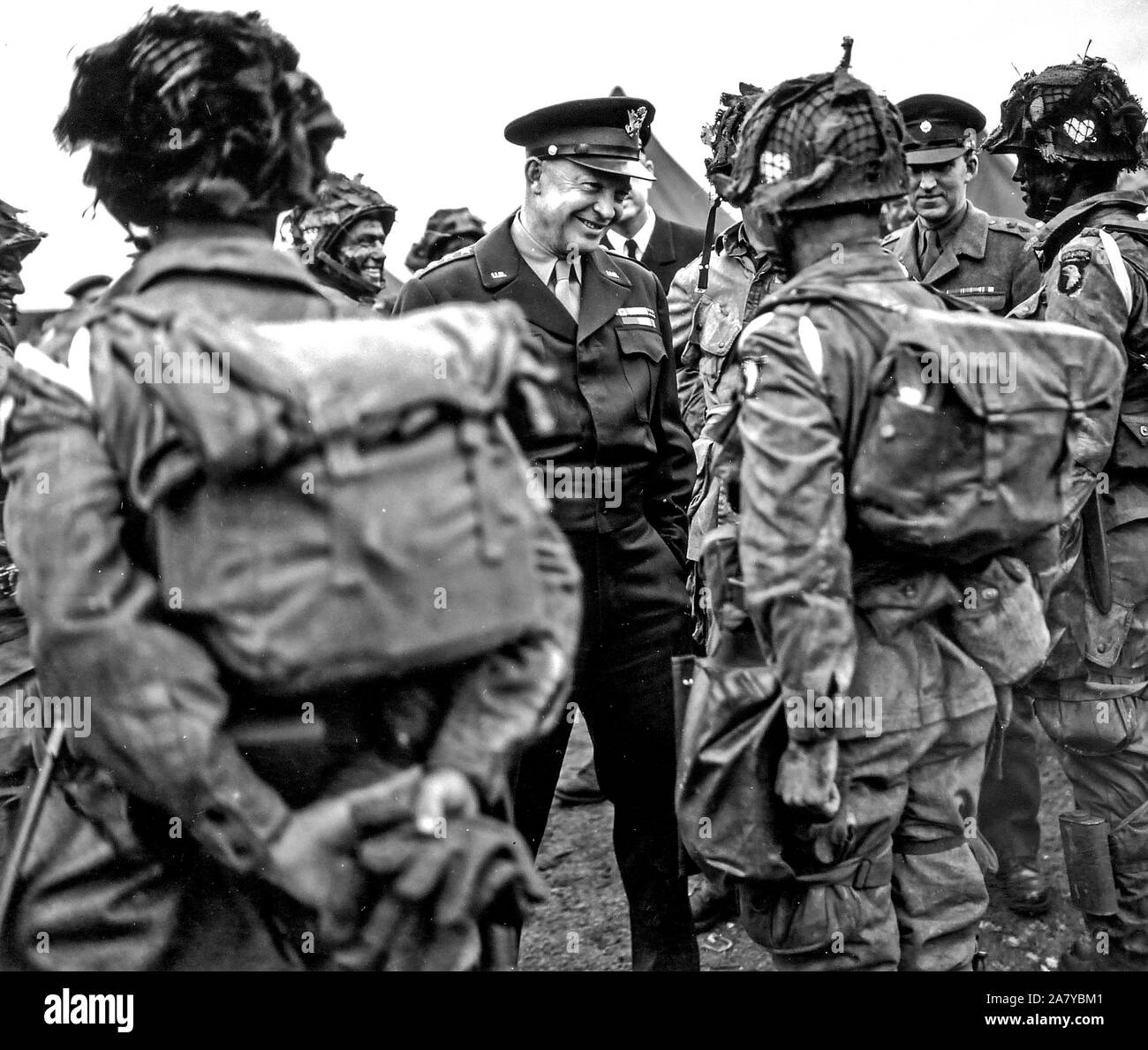 World War II Photo - Gen. Dwight D. Eisenhower gives the order of the ...