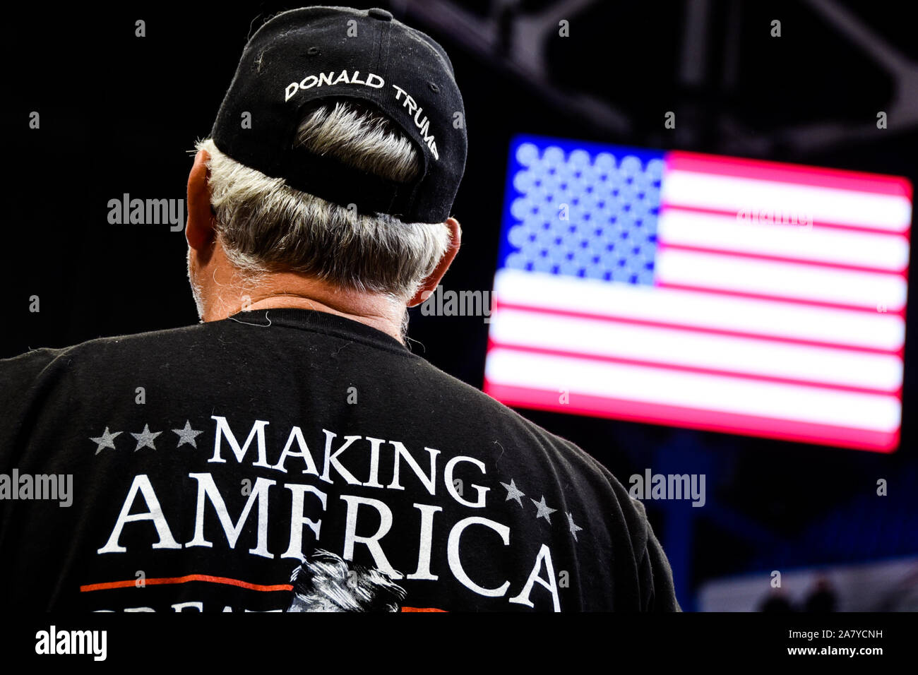 Supporters president trump stage hi-res stock photography and images ...