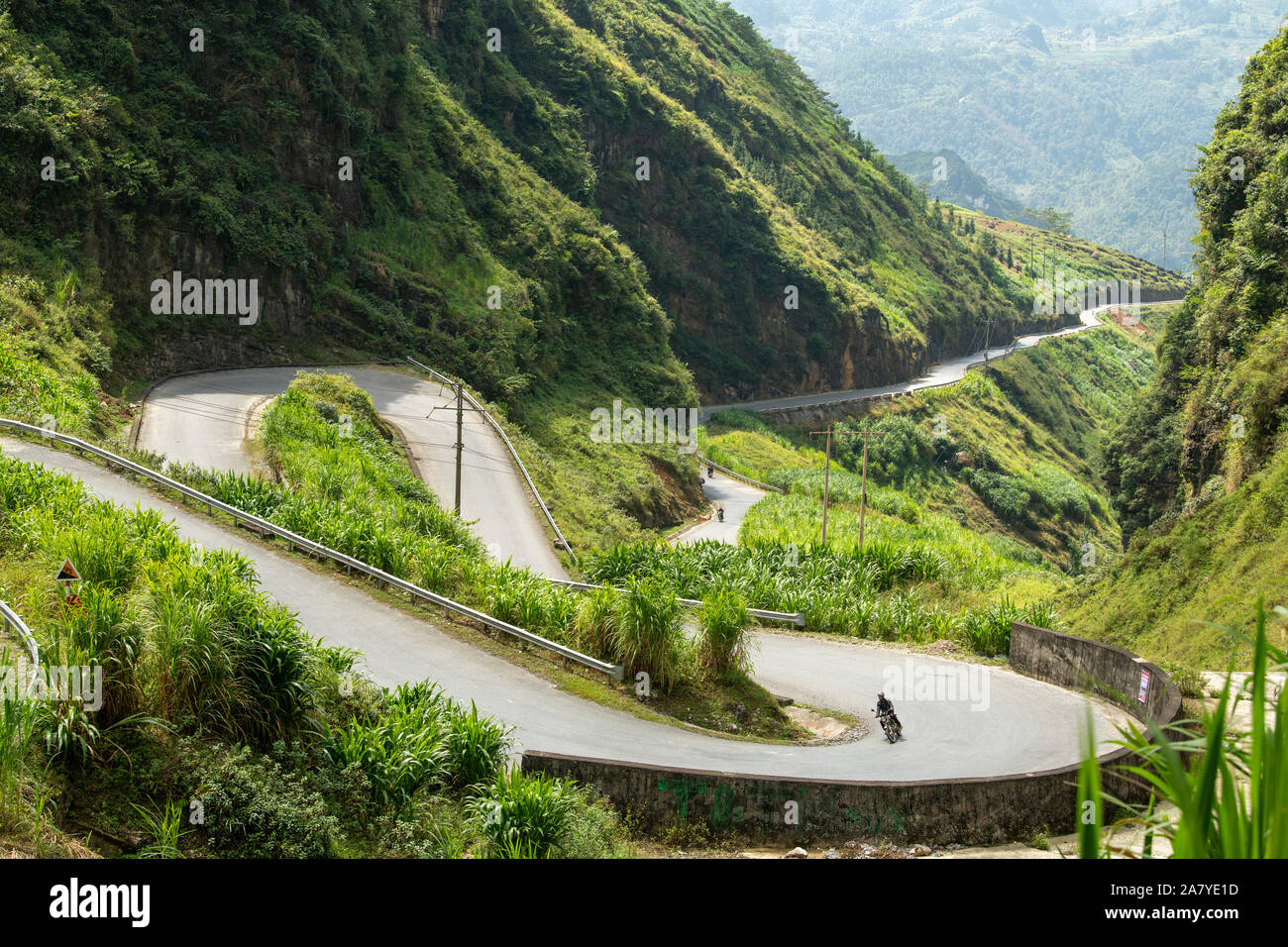 Winding road through mountains hi-res stock photography and images - Alamy