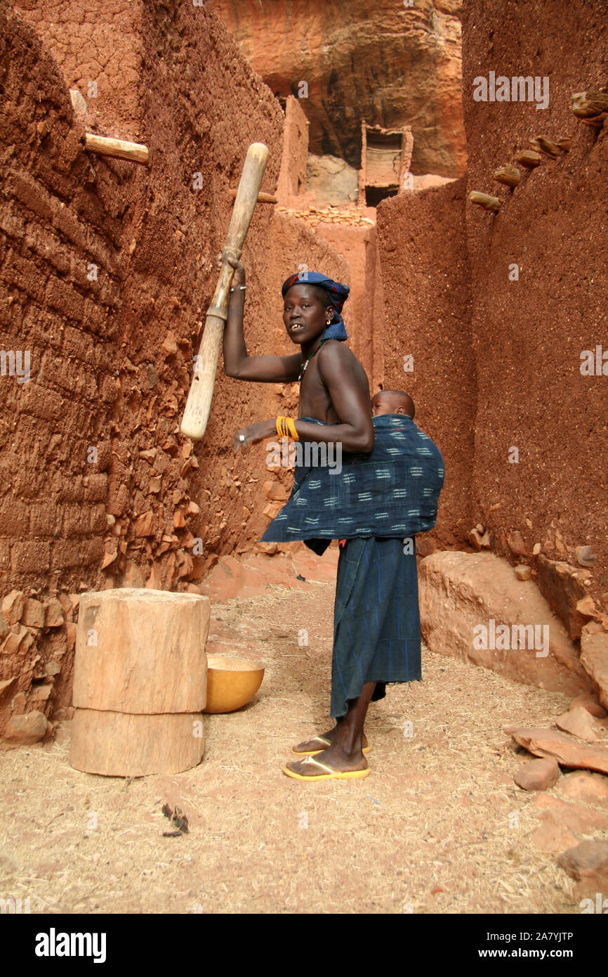 Piler le mil hi-res stock photography and images - Alamy