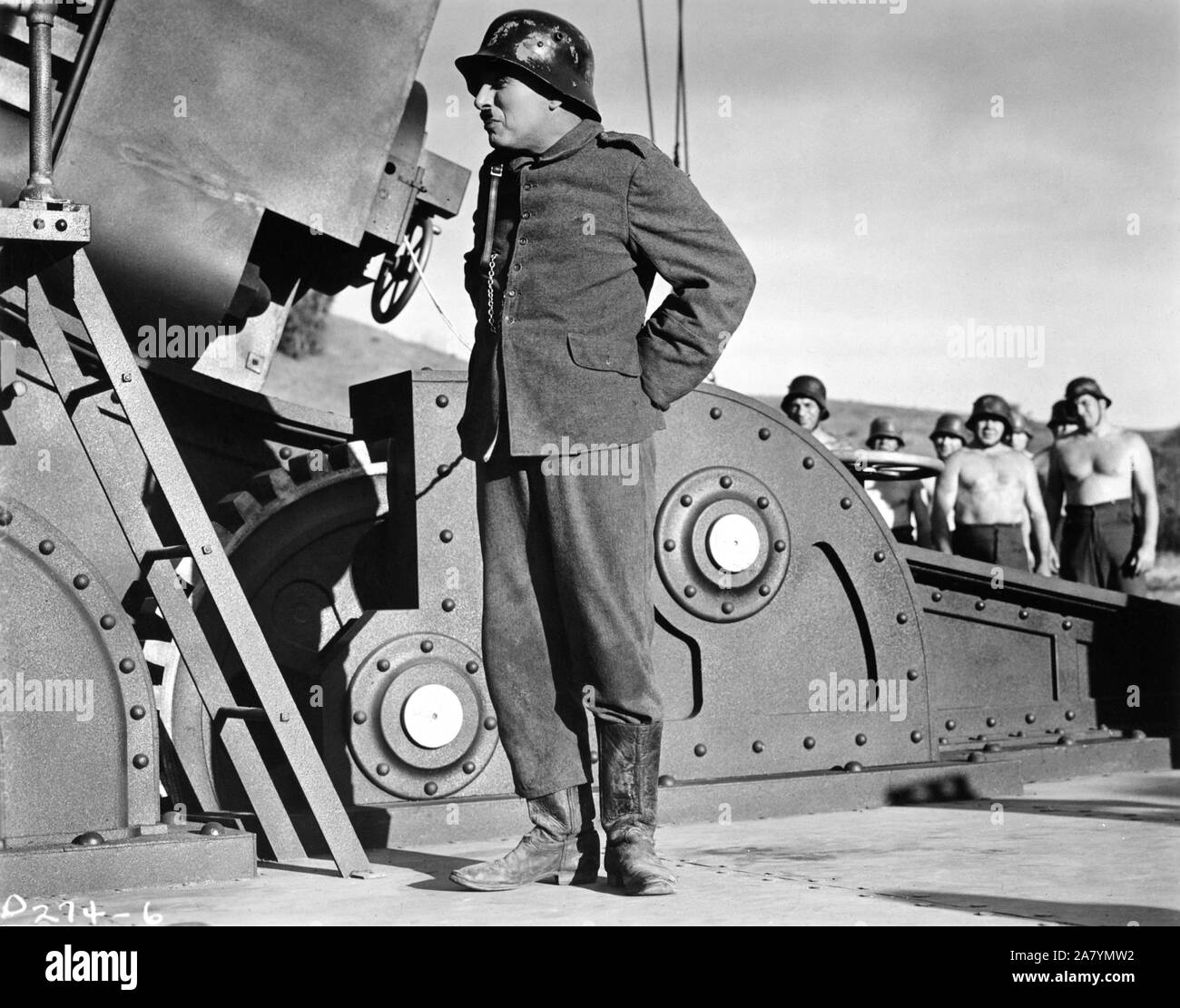 CHARLIE CHAPLIN as a Jewish Barber / Soldier in THE GREAT DICTATOR 1940 ...