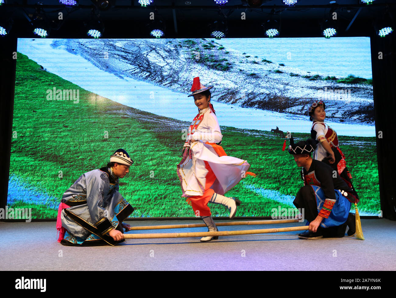 Chinese ethnic groups hi-res stock photography and images - Alamy
