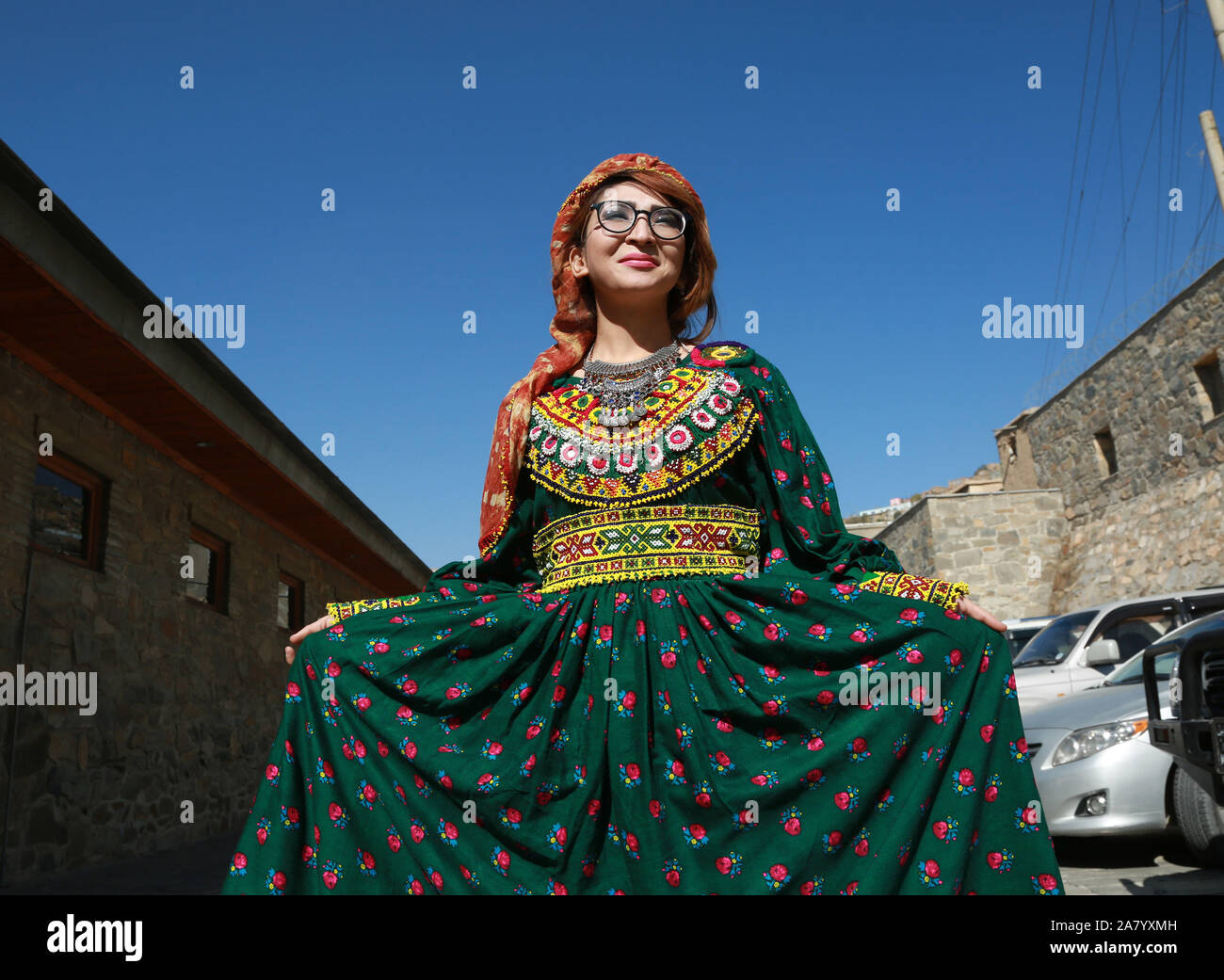 (191105) -- KABUL, Nov. 5, 2019 (Xinhua) -- A model poses for photos ...
