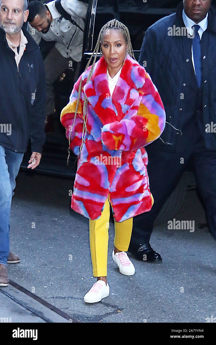 Jada pinkett smith in red table talk hi-res stock photography and ...