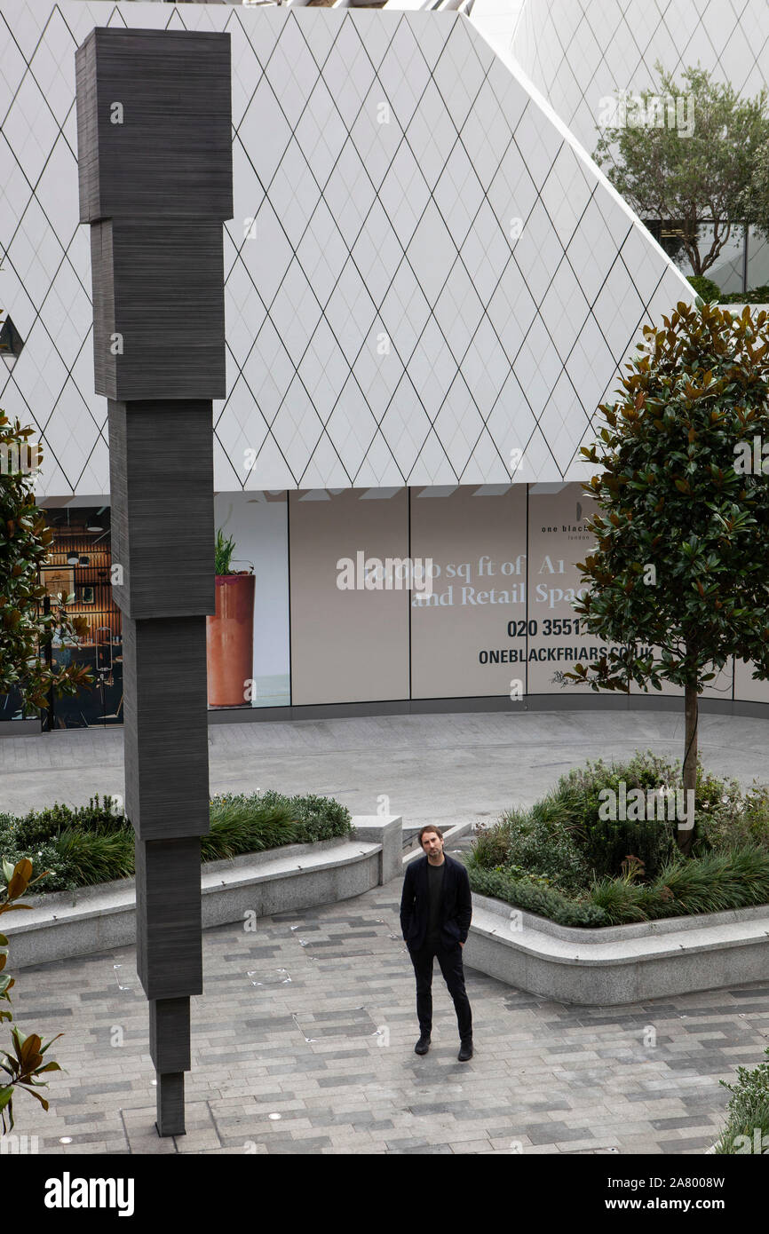 artist-idris-khan-unveiled-his-new-public-sculpture-65-000-photographs