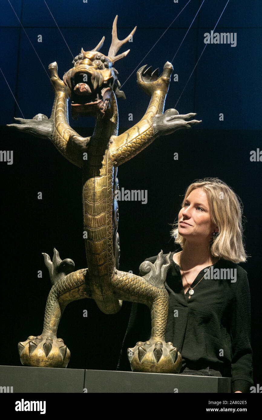 Clawed dragon hi-res stock photography and images - Alamy