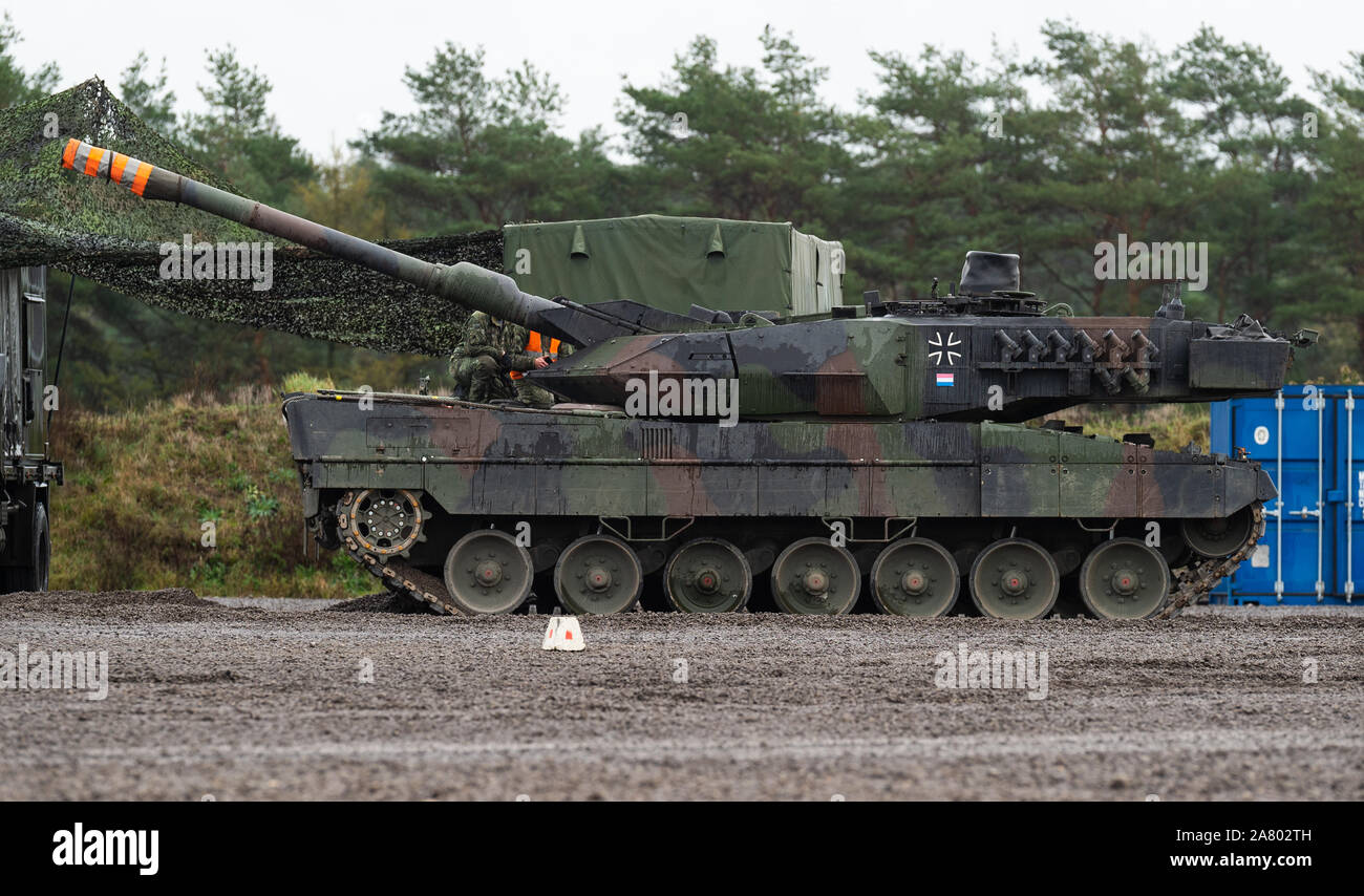 Munster, Germany. 11th Oct, 2019. A Leopard 2A6 battle tank of the ...
