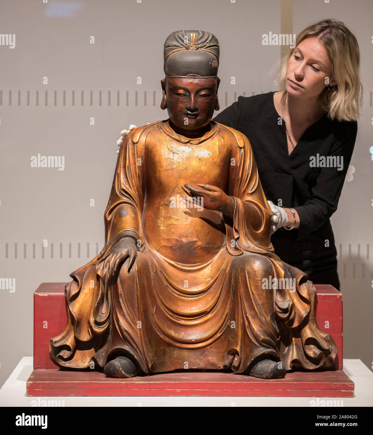 Bonhams, London, UK. 5th November 2019. The Fine Chinese Art sale, held ...