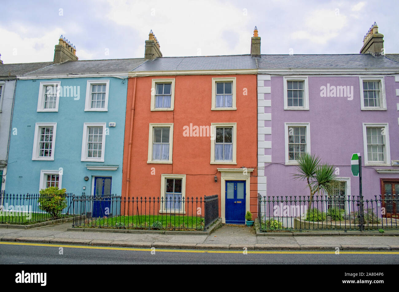 Row house living street hi-res stock photography and images - Alamy