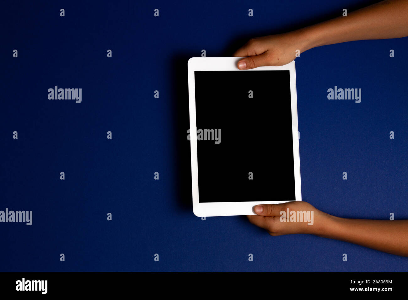 Child hands holding tablet device hi-res stock photography and images ...