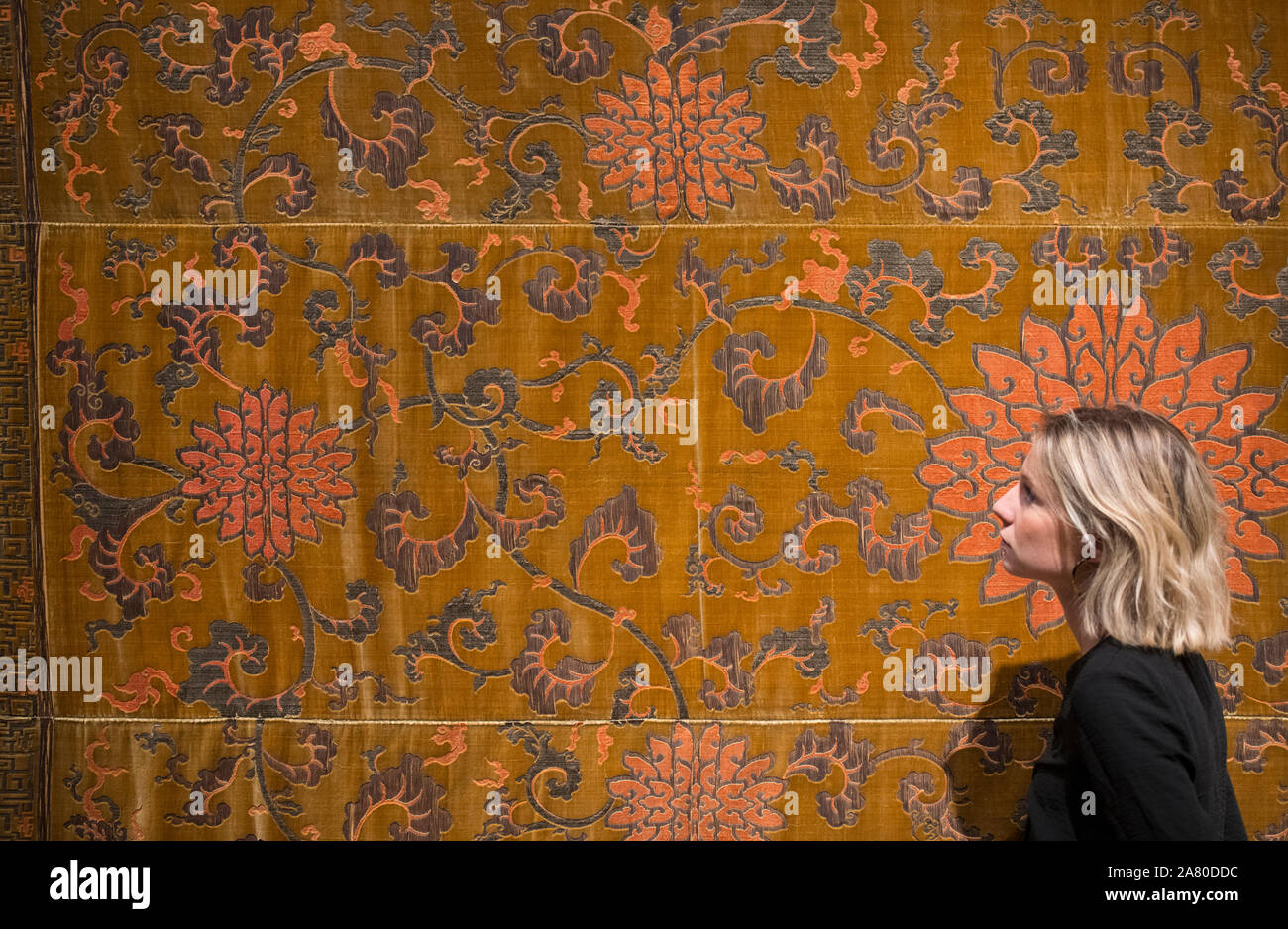Imperial lotus velvet dais cover hi-res stock photography and images ...