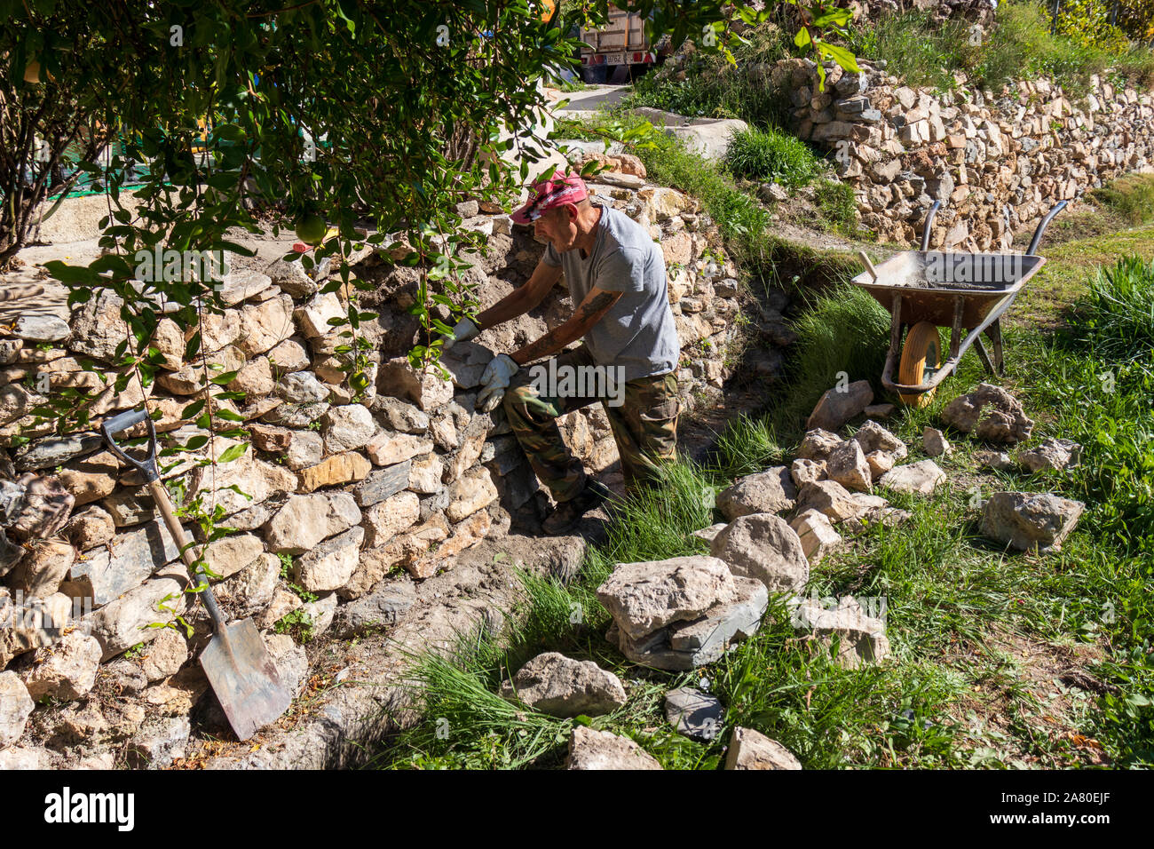 Man building stone wall hi-res stock photography and images - Alamy
