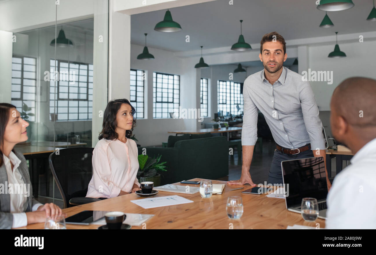 Businessmen table talking hi-res stock photography and images - Alamy
