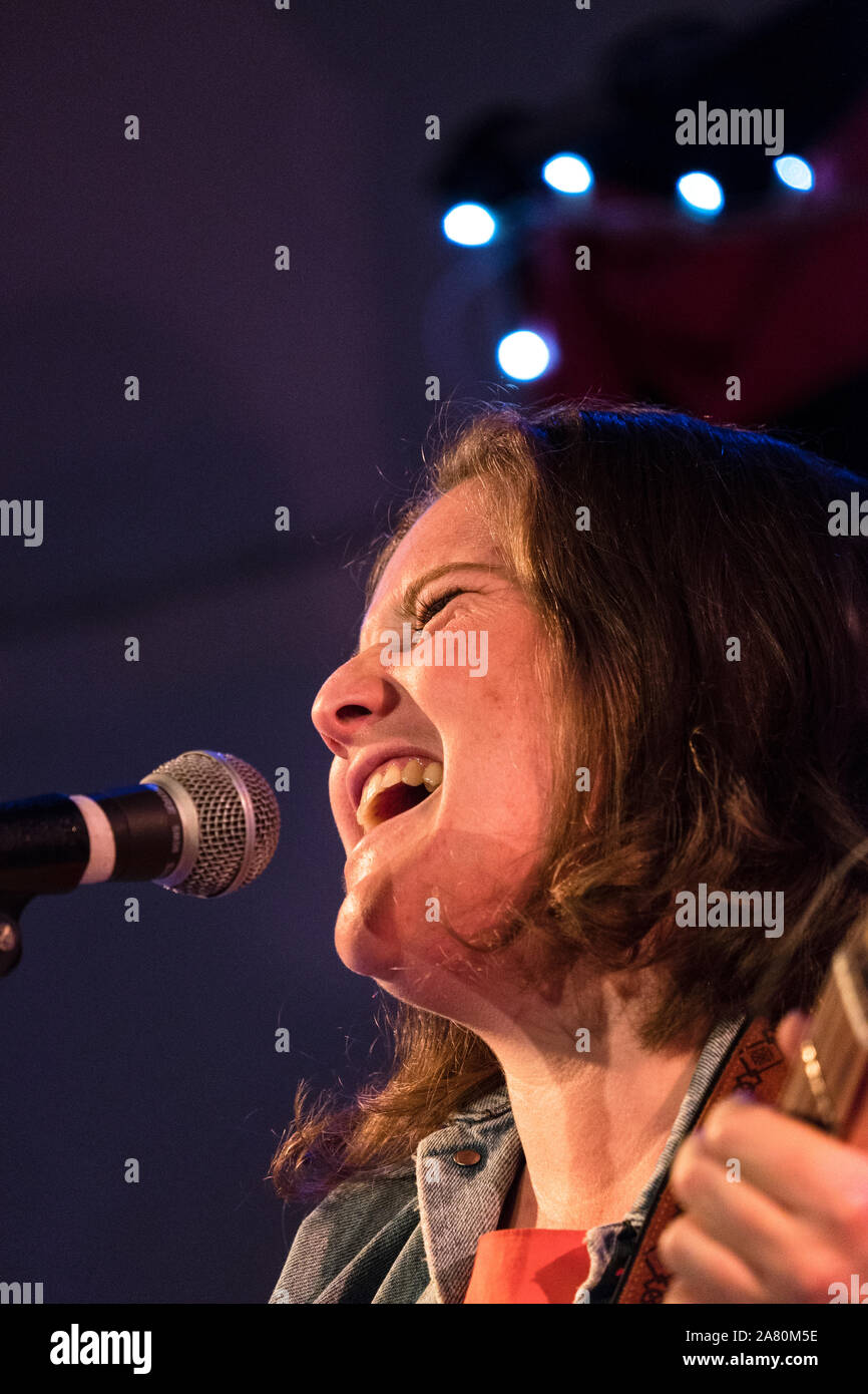 Female singer performance hi-res stock photography and images - Alamy