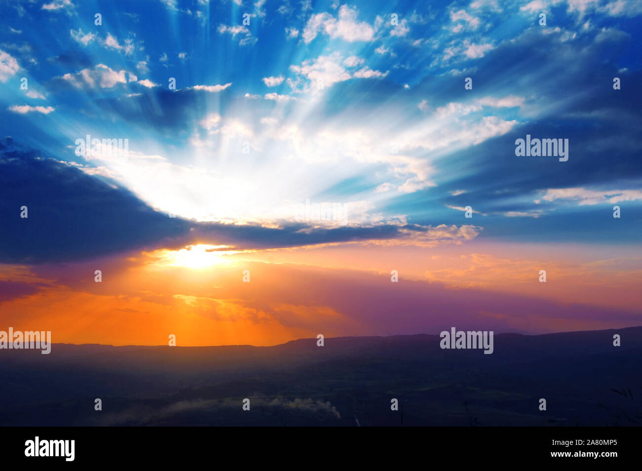 Sun rays shining down hi-res stock photography and images - Alamy
