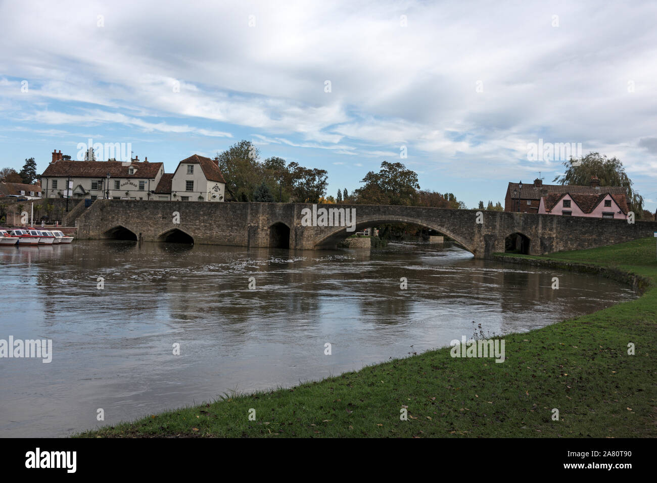 English stone bridge hi-res stock photography and images - Alamy