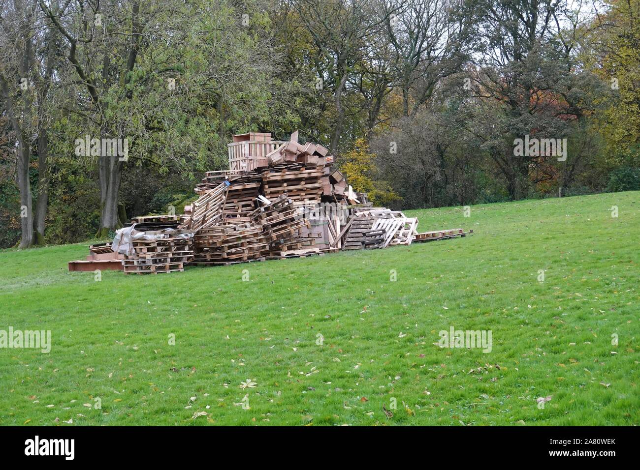 Piled up pallets hi-res stock photography and images - Alamy