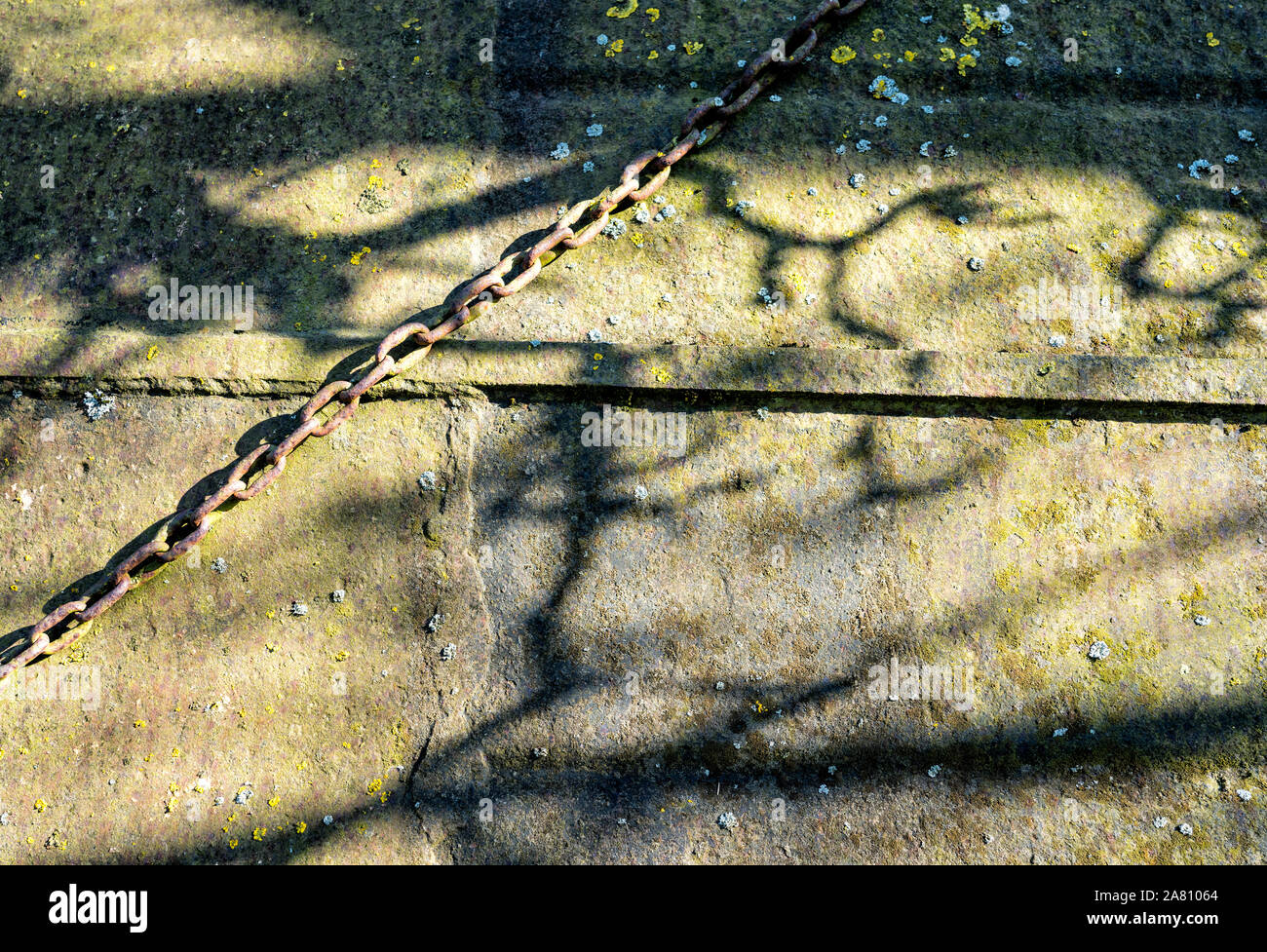 Rusty old chains hi-res stock photography and images - Alamy