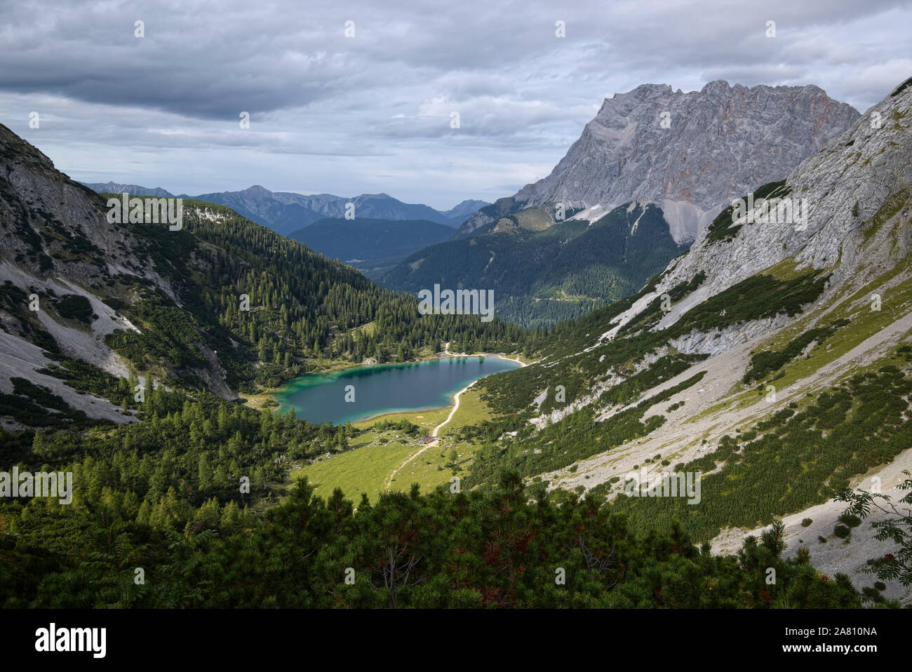 view of lake Seebensee and the Zugspitze massif, Ehrwald, Austria Stock ...