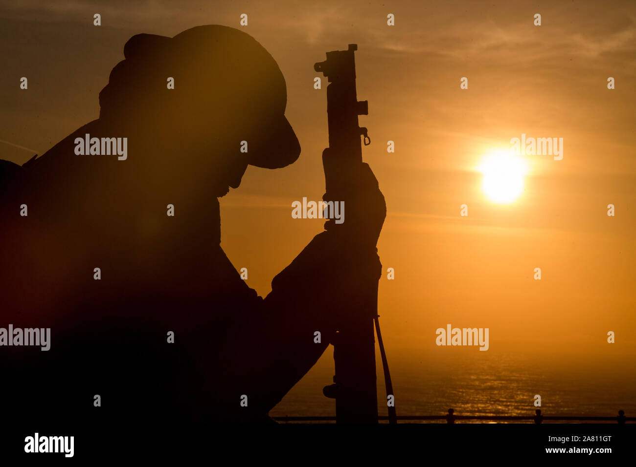 Remembrance day soldiers silhouette hi-res stock photography and images ...