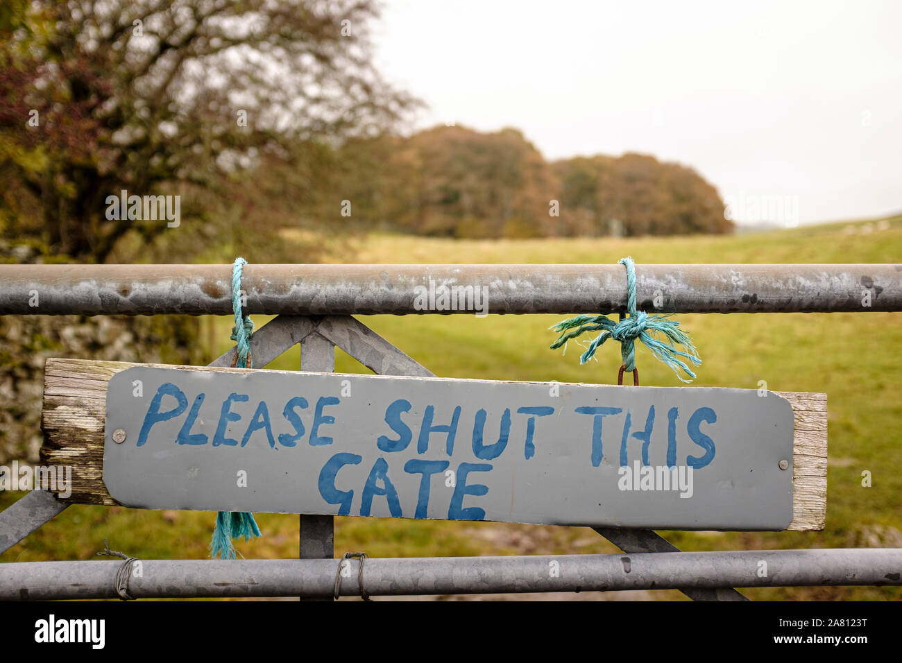 "Please shut the Gate" sign on a metal gate in the countryside Stock ...