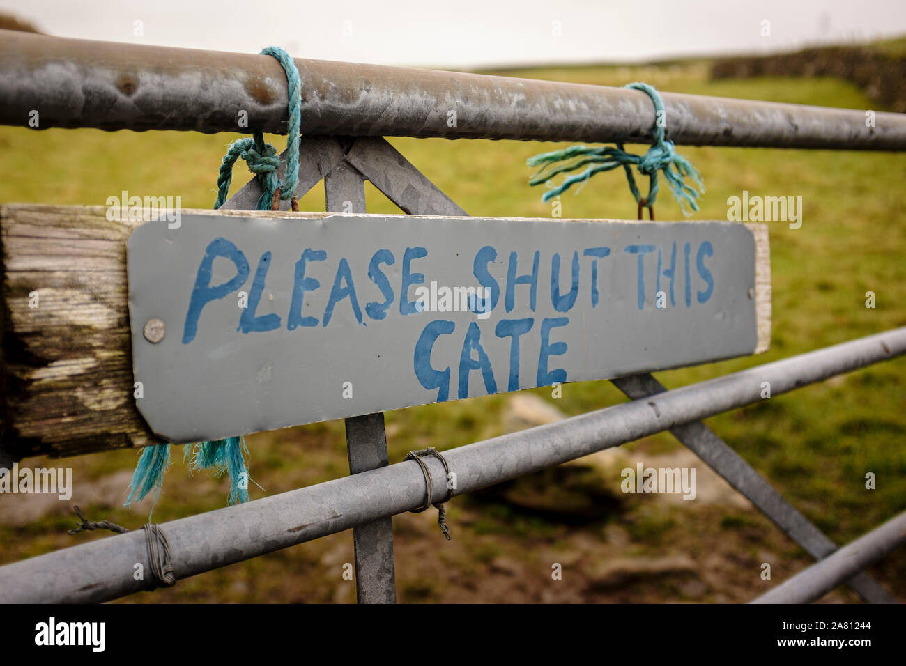 "Please shut the Gate" sign on a metal gate in the countryside Stock ...