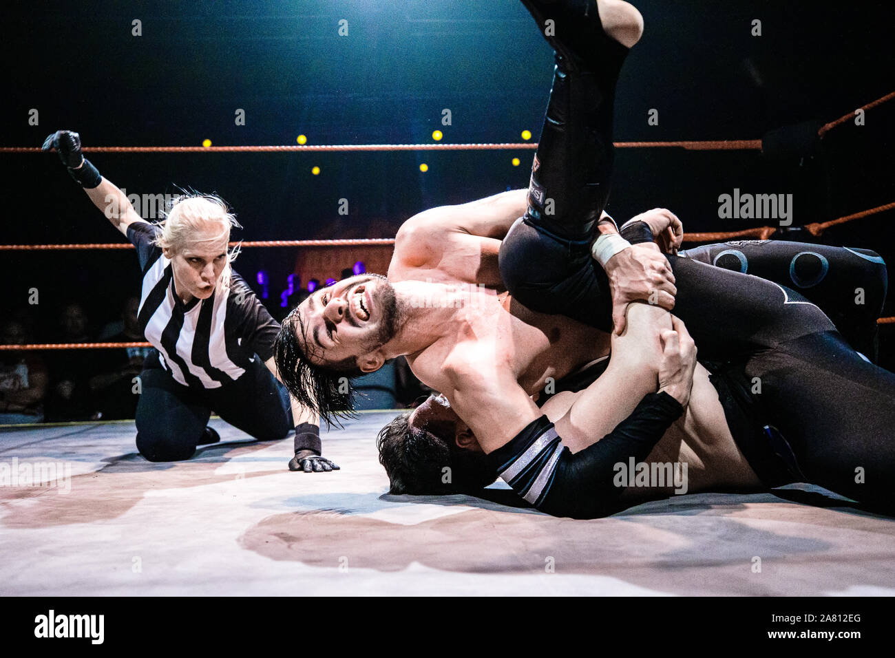 Bodyslam pro wrestling hi-res stock photography and images - Alamy