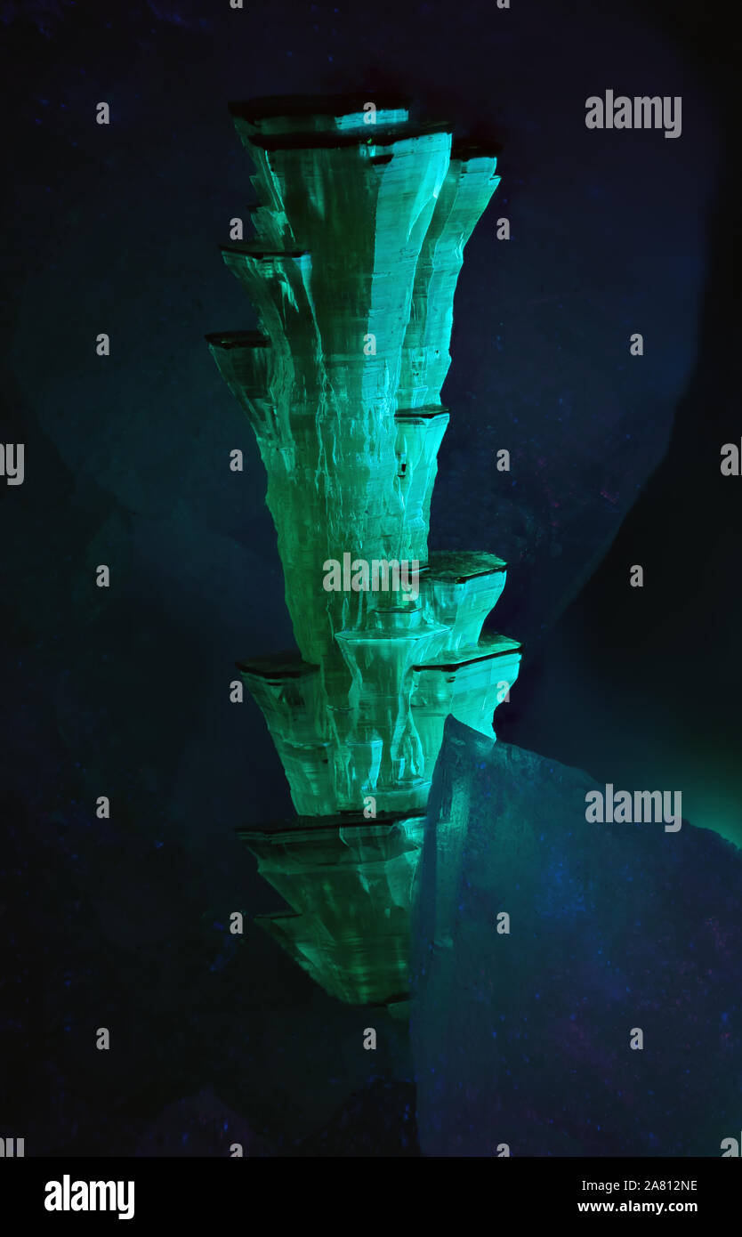 Crystal aggregate hi-res stock photography and images - Alamy