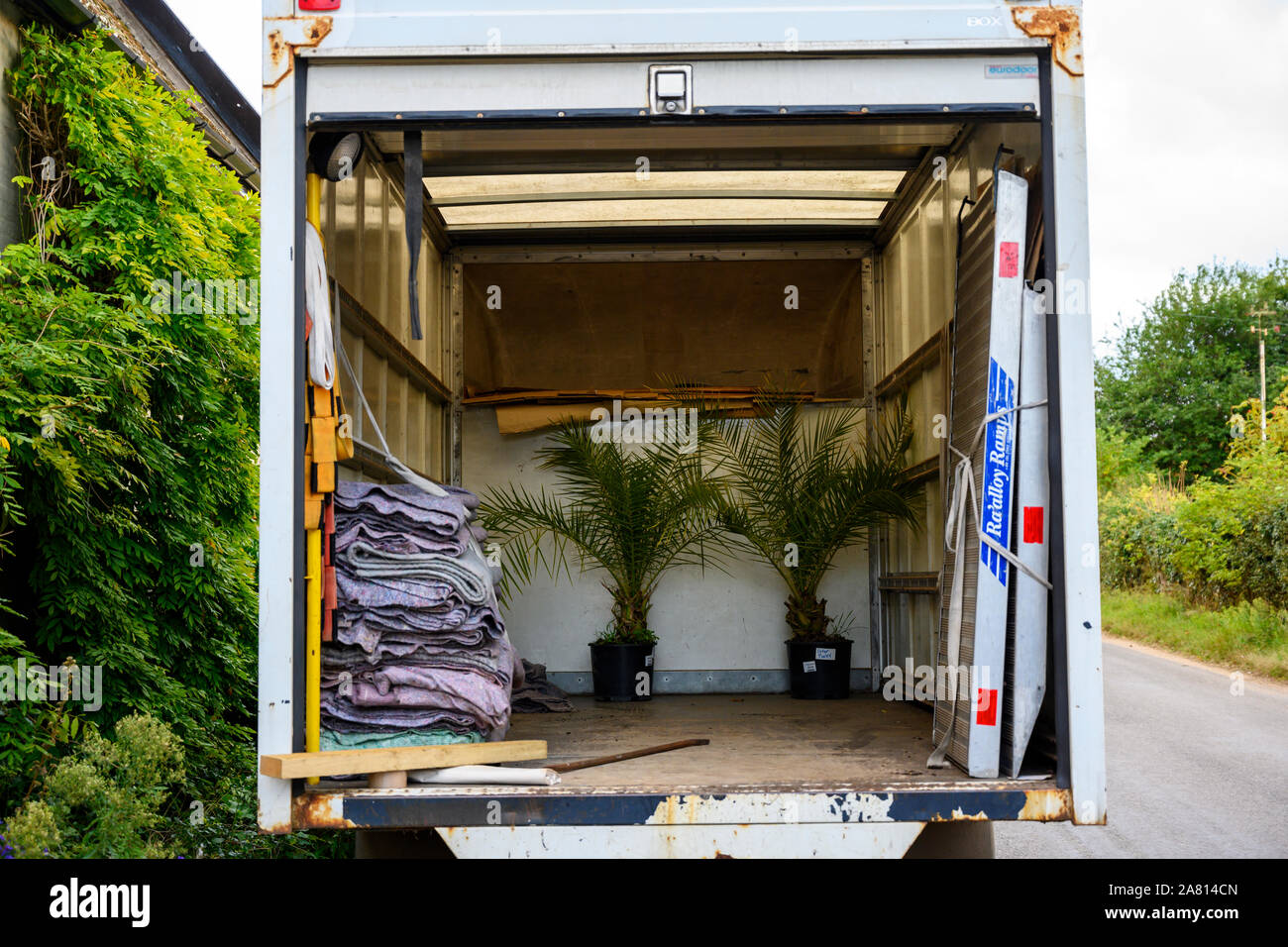 Plants van moving house hi-res stock photography and images - Alamy