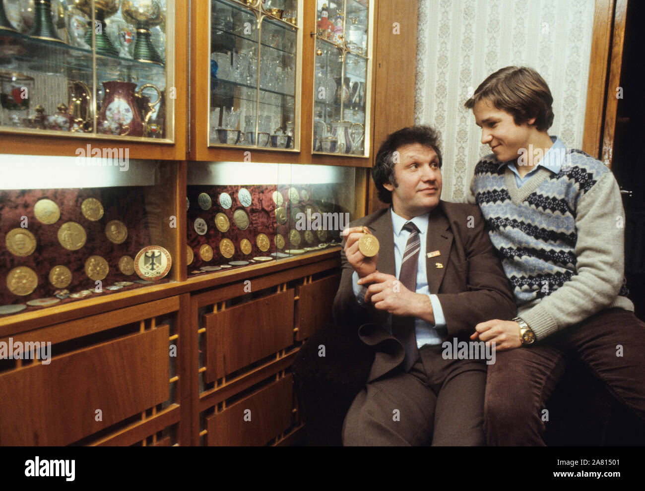 Alexander Ragulin Soviet icehockey defender in front of the prize ...