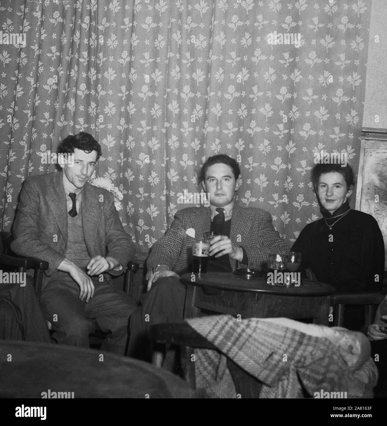 1950s pub woman hi-res stock photography and images - Alamy