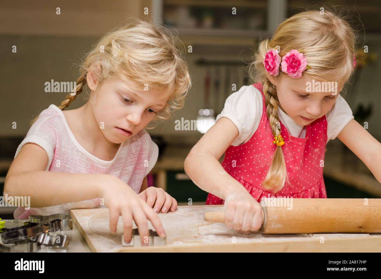 Children helping in the kitchen hi-res stock photography and images - Alamy