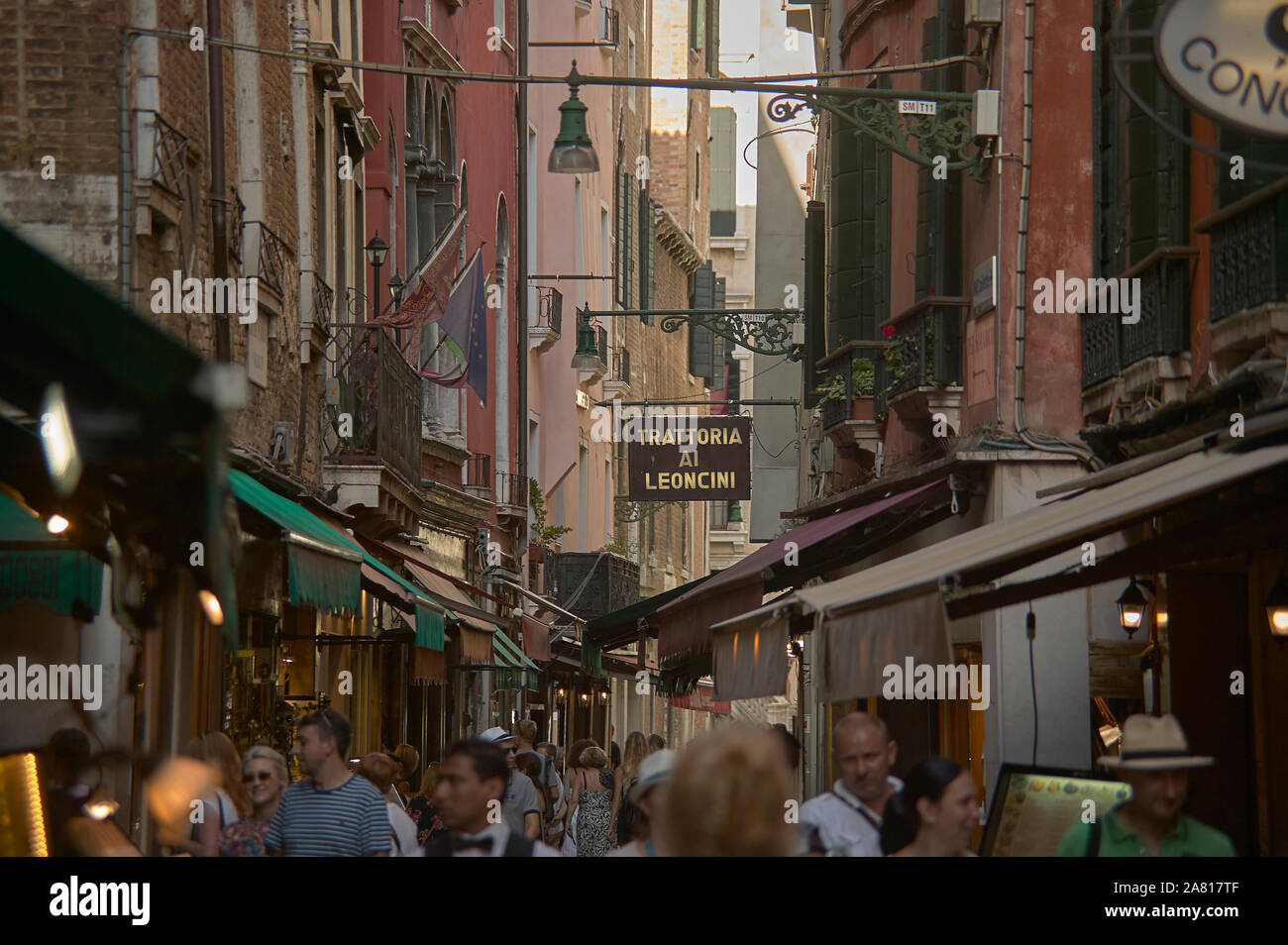 Venetian alley crowded Stock Photo - Alamy