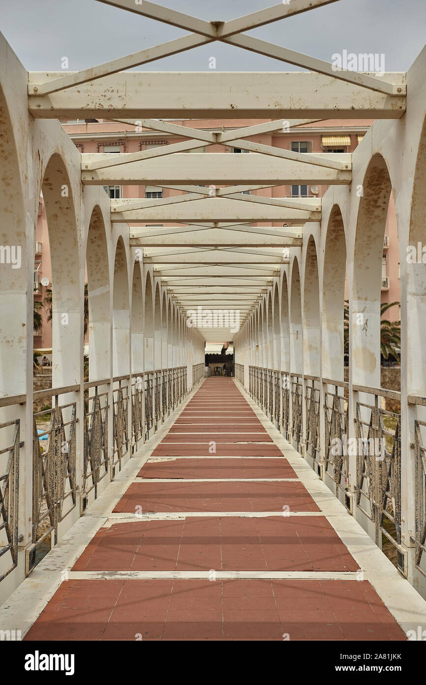 Convergent lines in architecture Stock Photo - Alamy