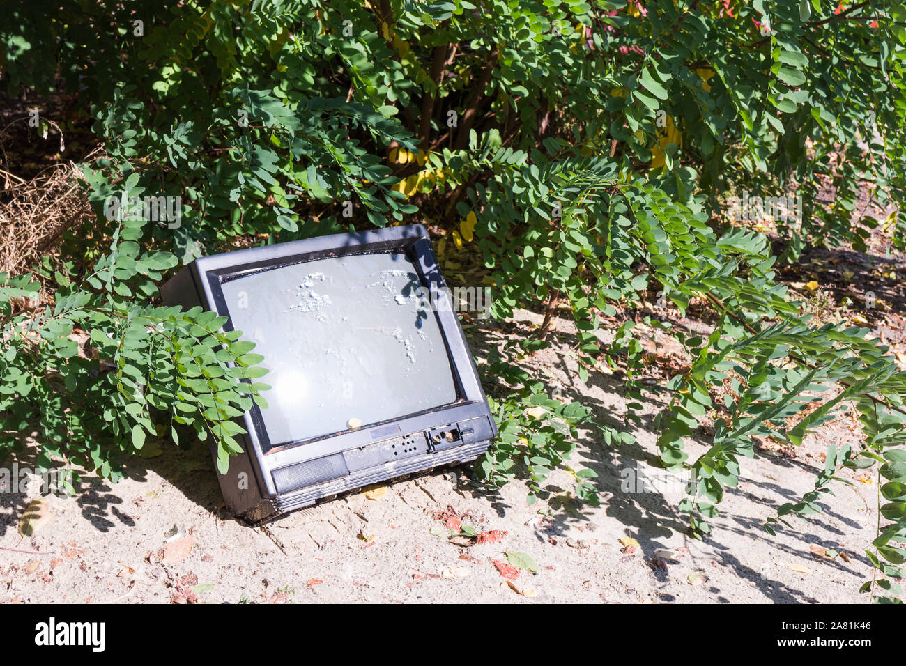 Old tv broken screen hi-res stock photography and images - Alamy