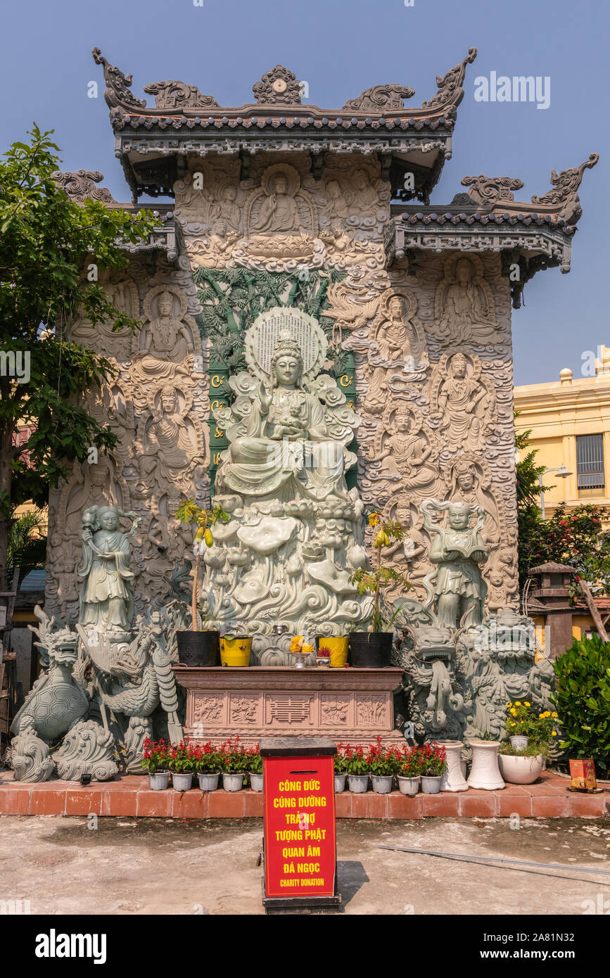 Guan yin statue hi-res stock photography and images - Alamy