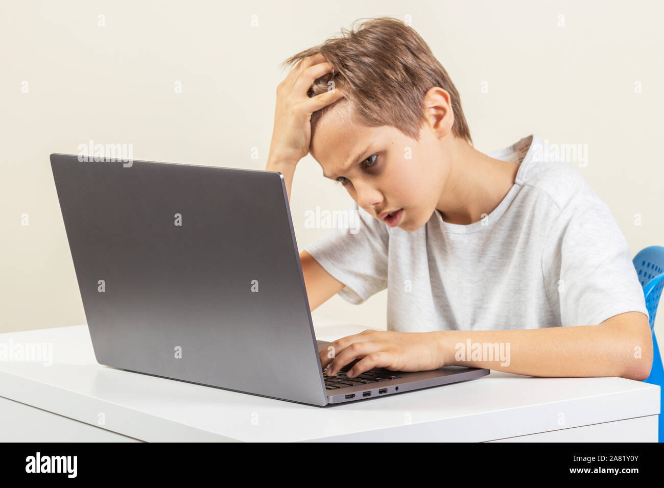 Kid computer upset hi-res stock photography and images - Alamy
