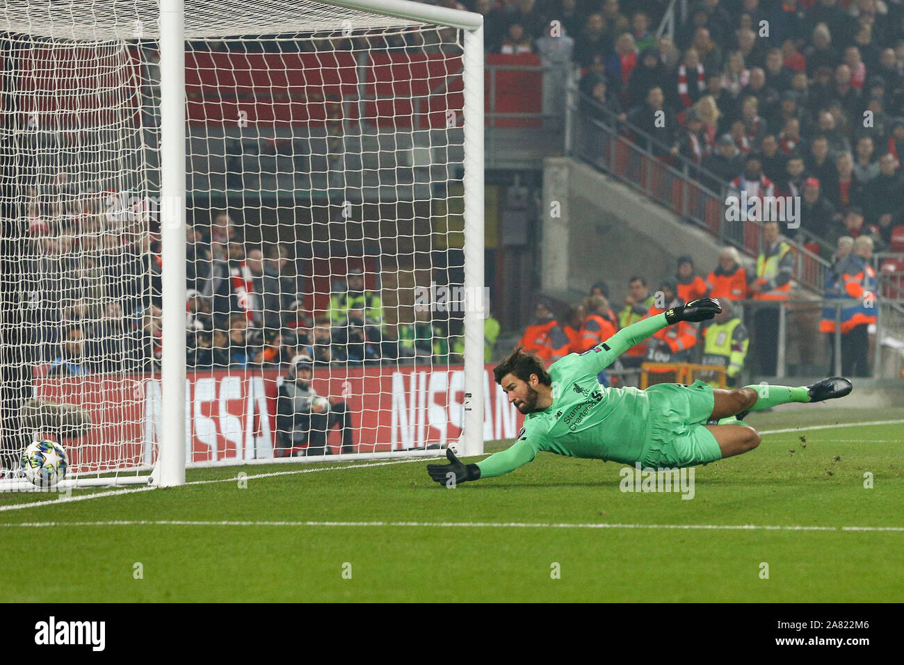 Alisson liverpool dives hi-res stock photography and images - Alamy