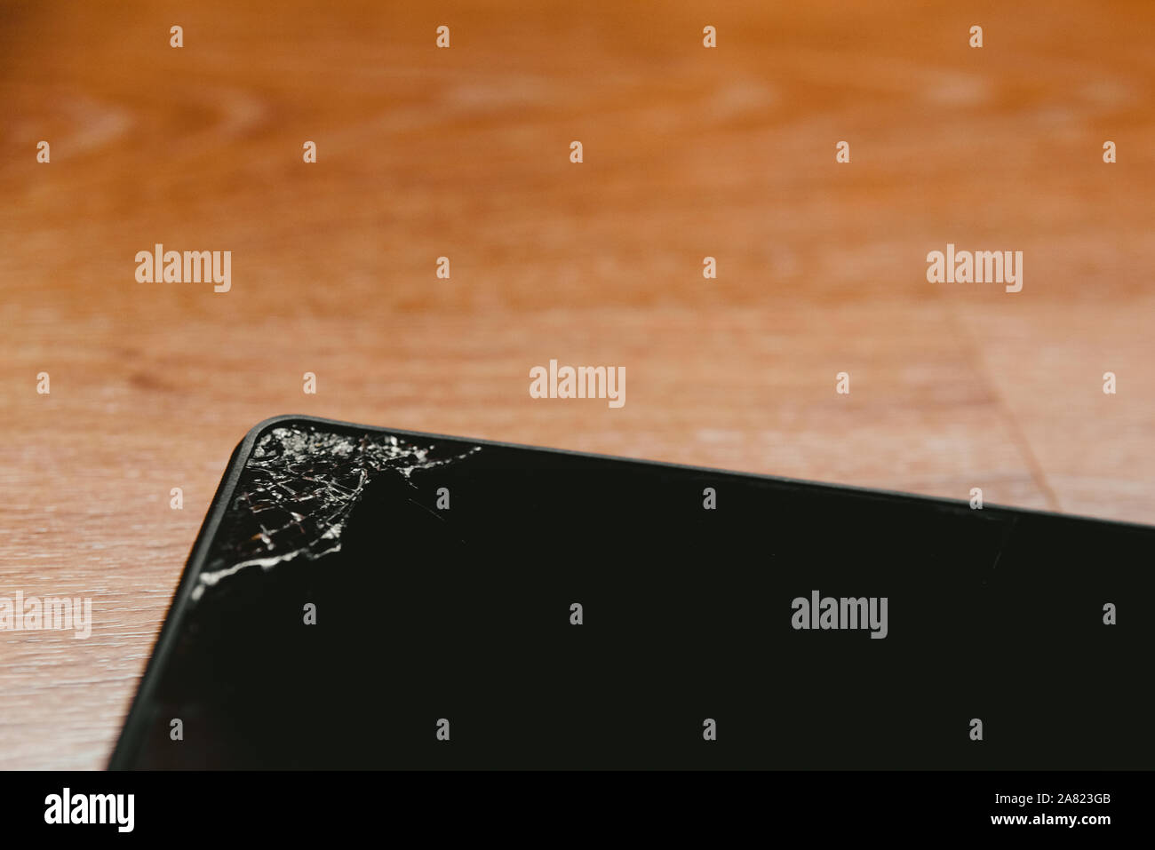 tablet computer screen with broken glass after a fall Stock Photo - Alamy