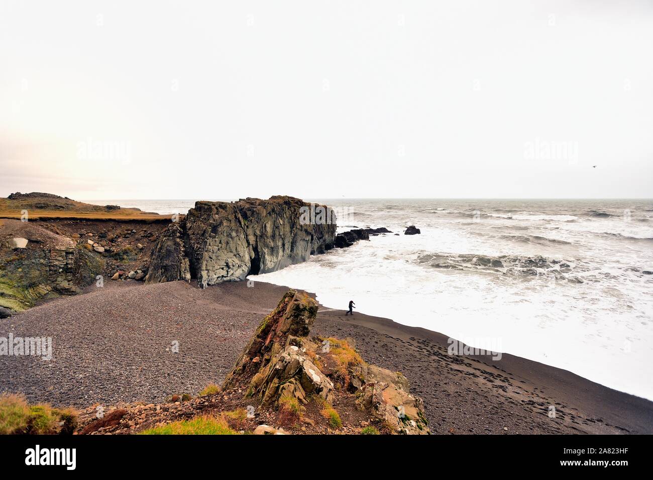 Volcanic beaches hi-res stock photography and images - Alamy
