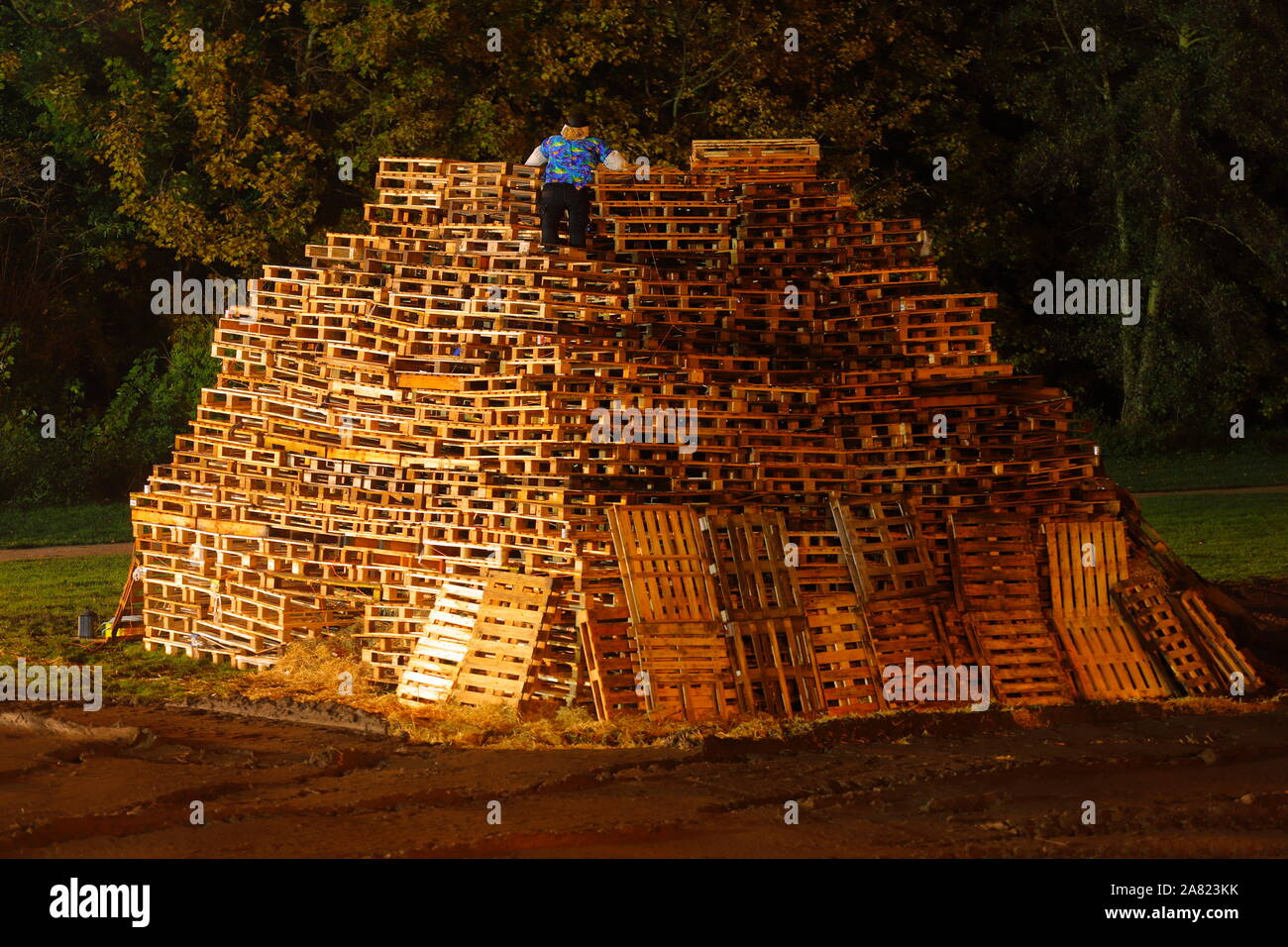 Guy fawkes bonfire hi-res stock photography and images - Alamy