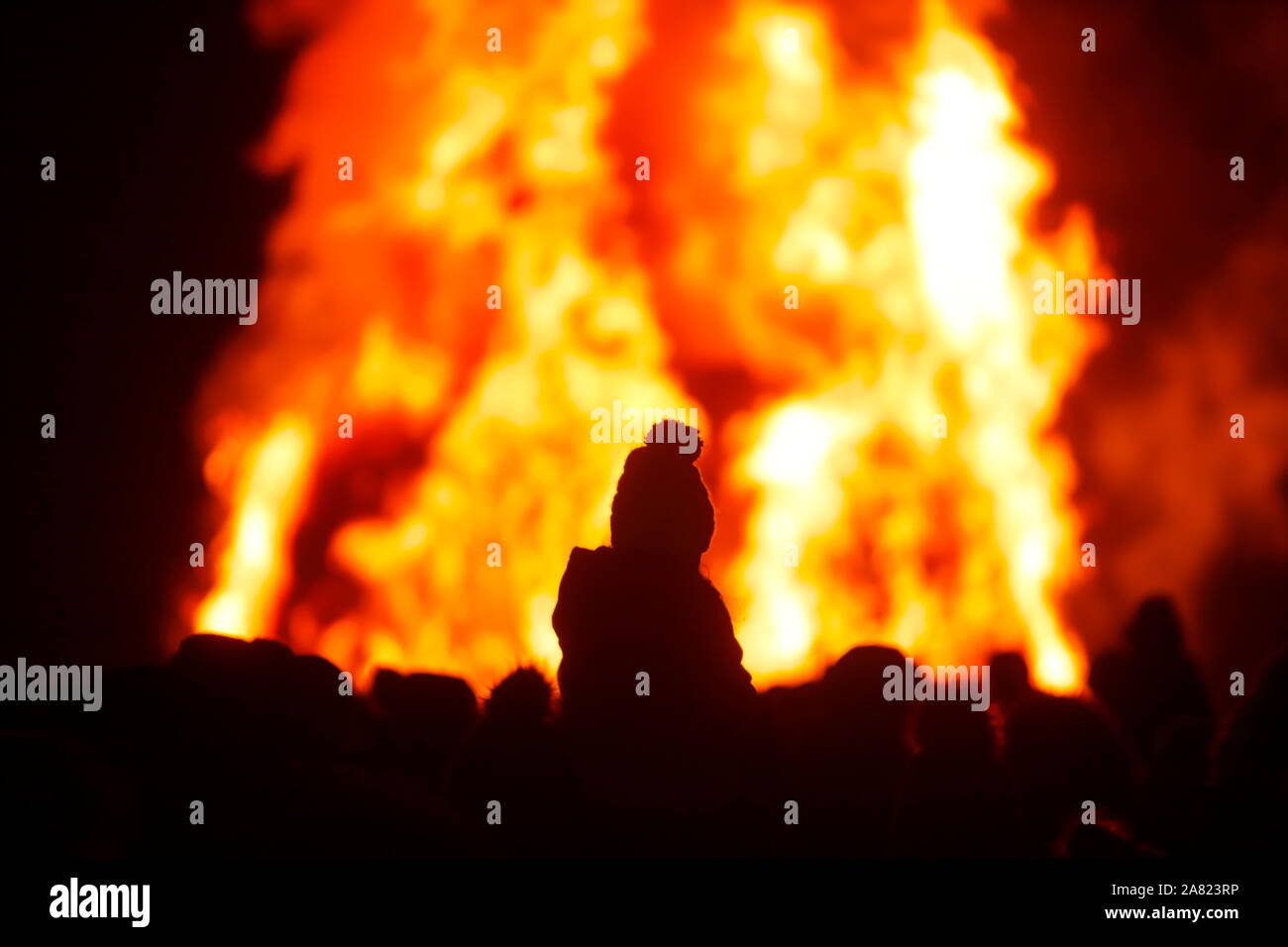 A child spectator at a bonfire at Springhead Park in Rothwell, Leeds ...
