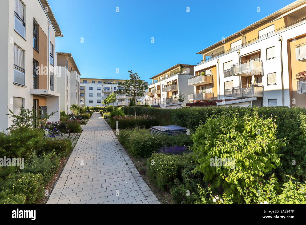 Community courtyard apartment architecture hi-res stock photography and ...