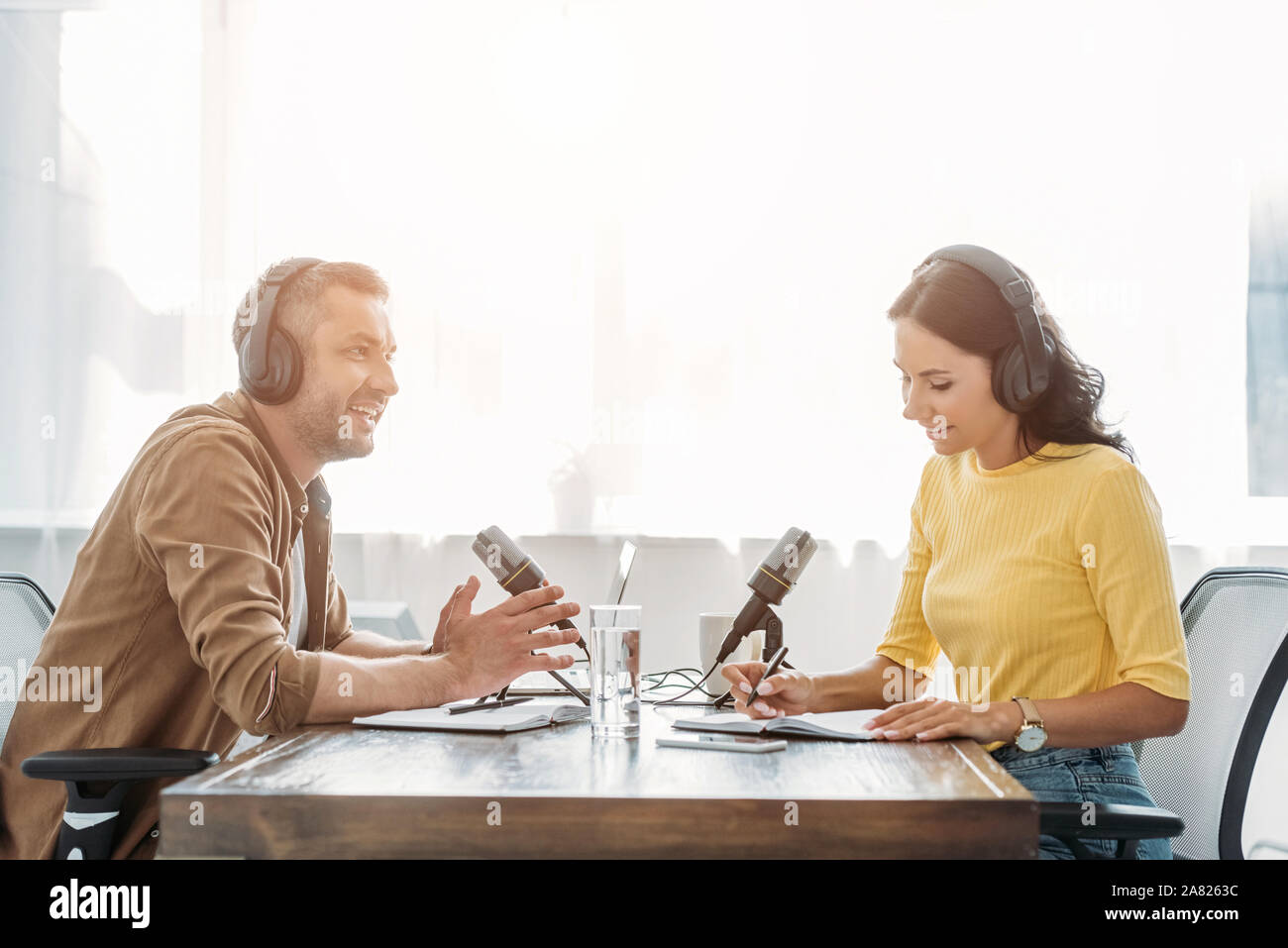 Announcers table hi-res stock photography and images - Alamy