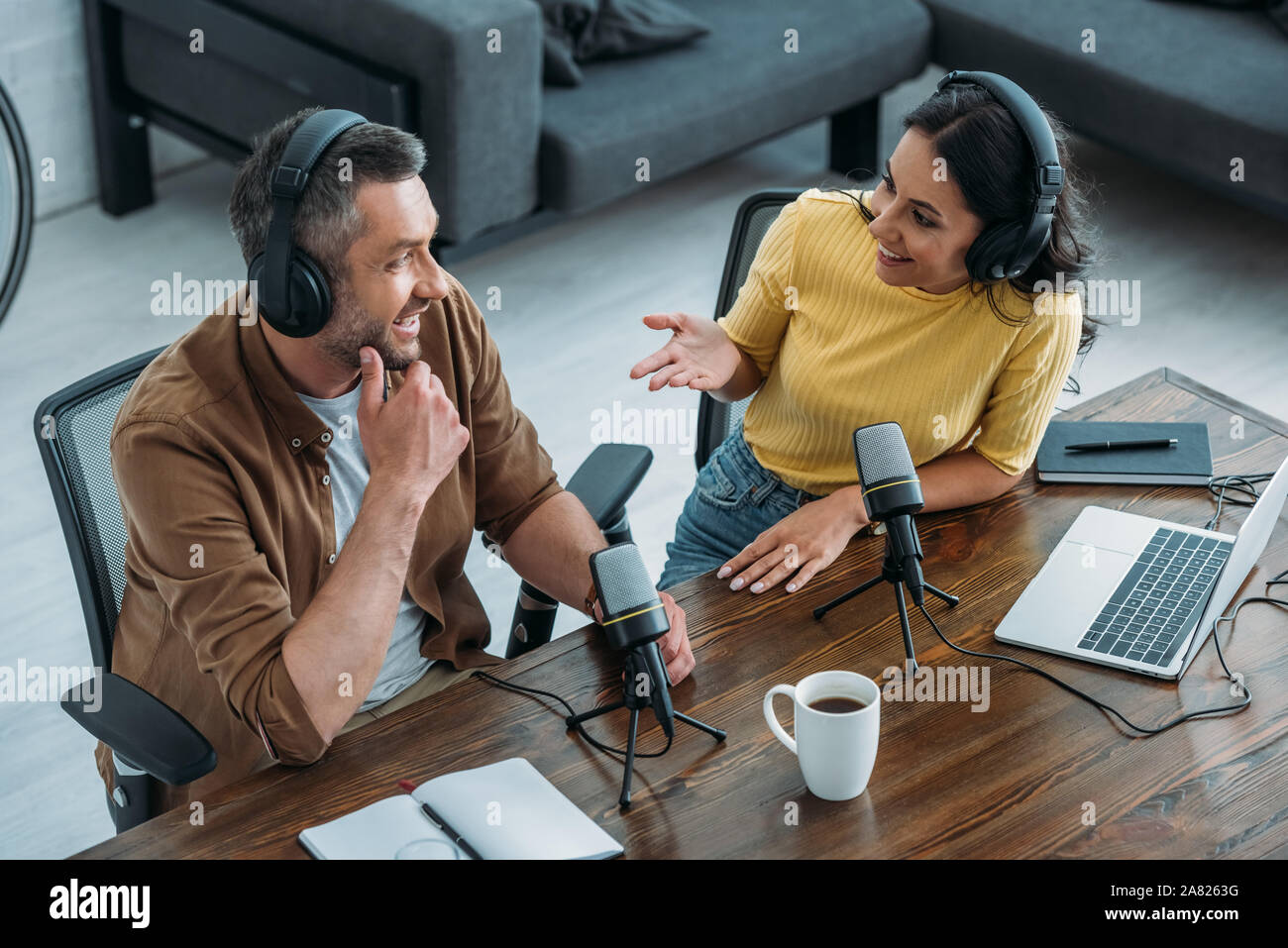Overhead of two people talking hi-res stock photography and images - Alamy