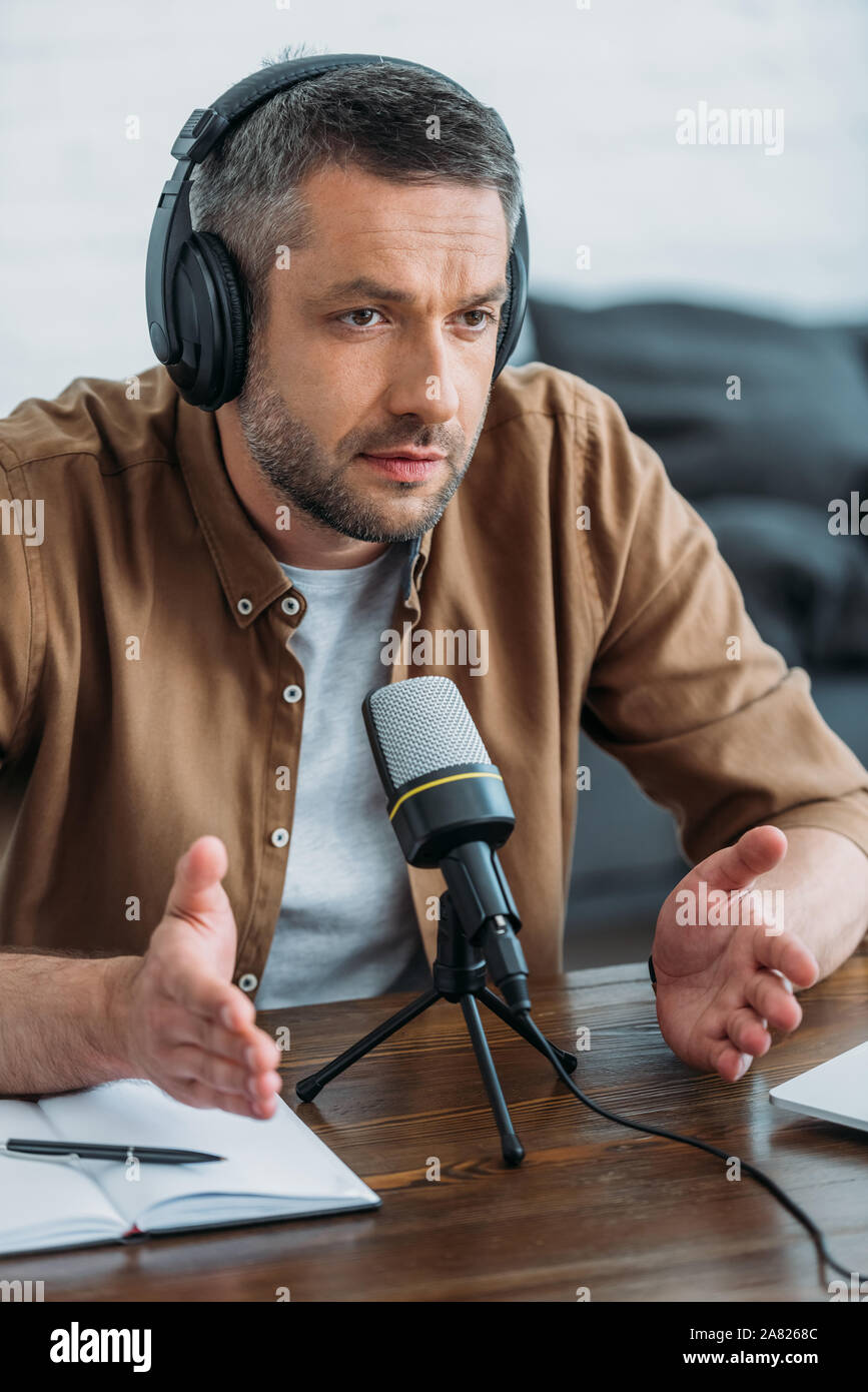Radio announcer serious hi-res stock photography and images - Alamy