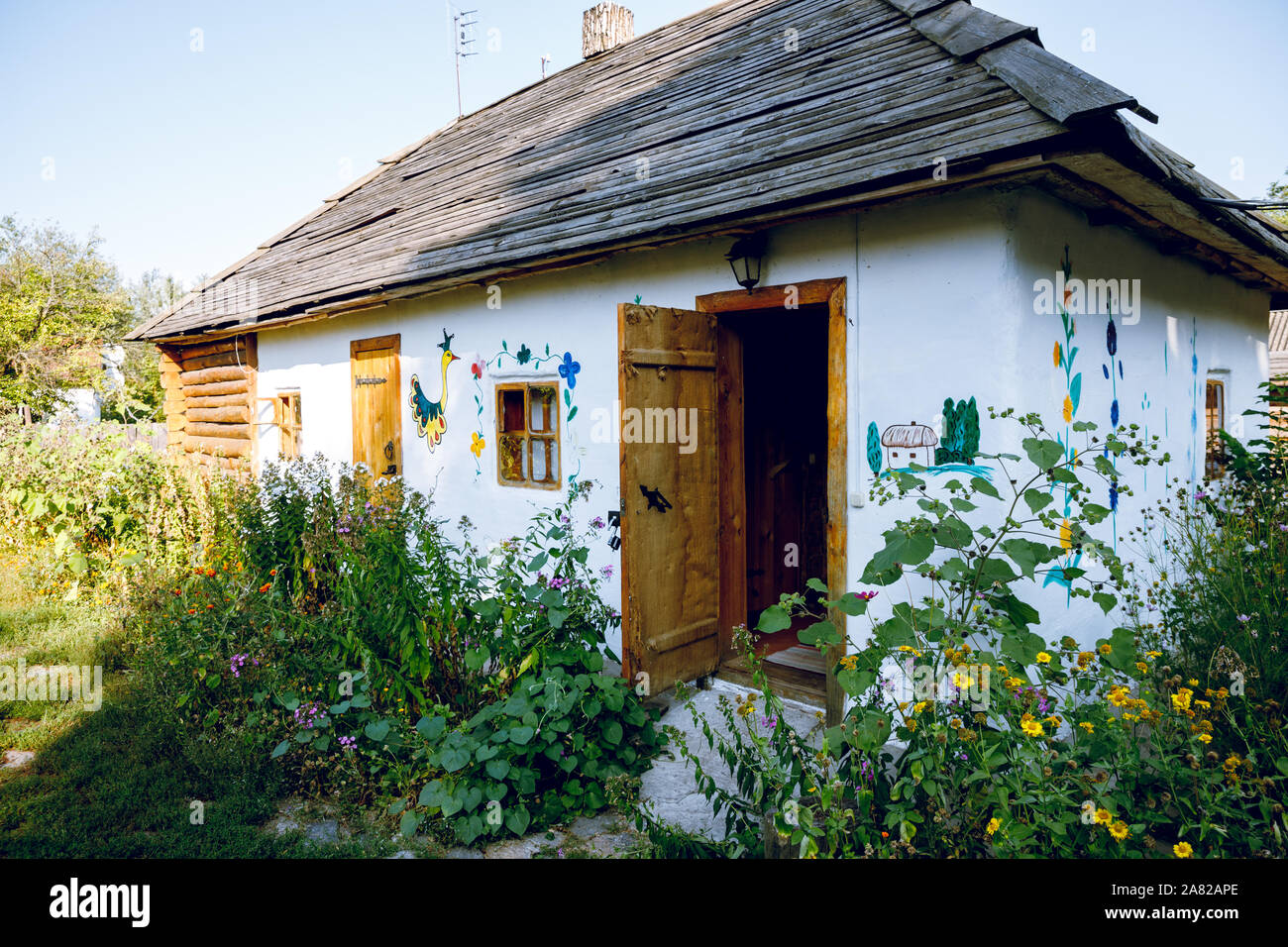 Ukrainian house with thatched roof hi-res stock photography and images ...