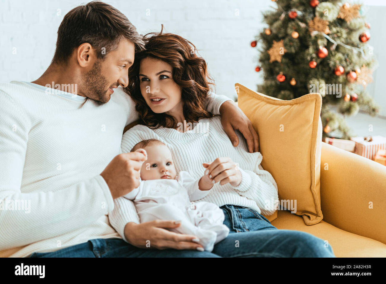 Dad father baby daughter hugging hi-res stock photography and images - Alamy