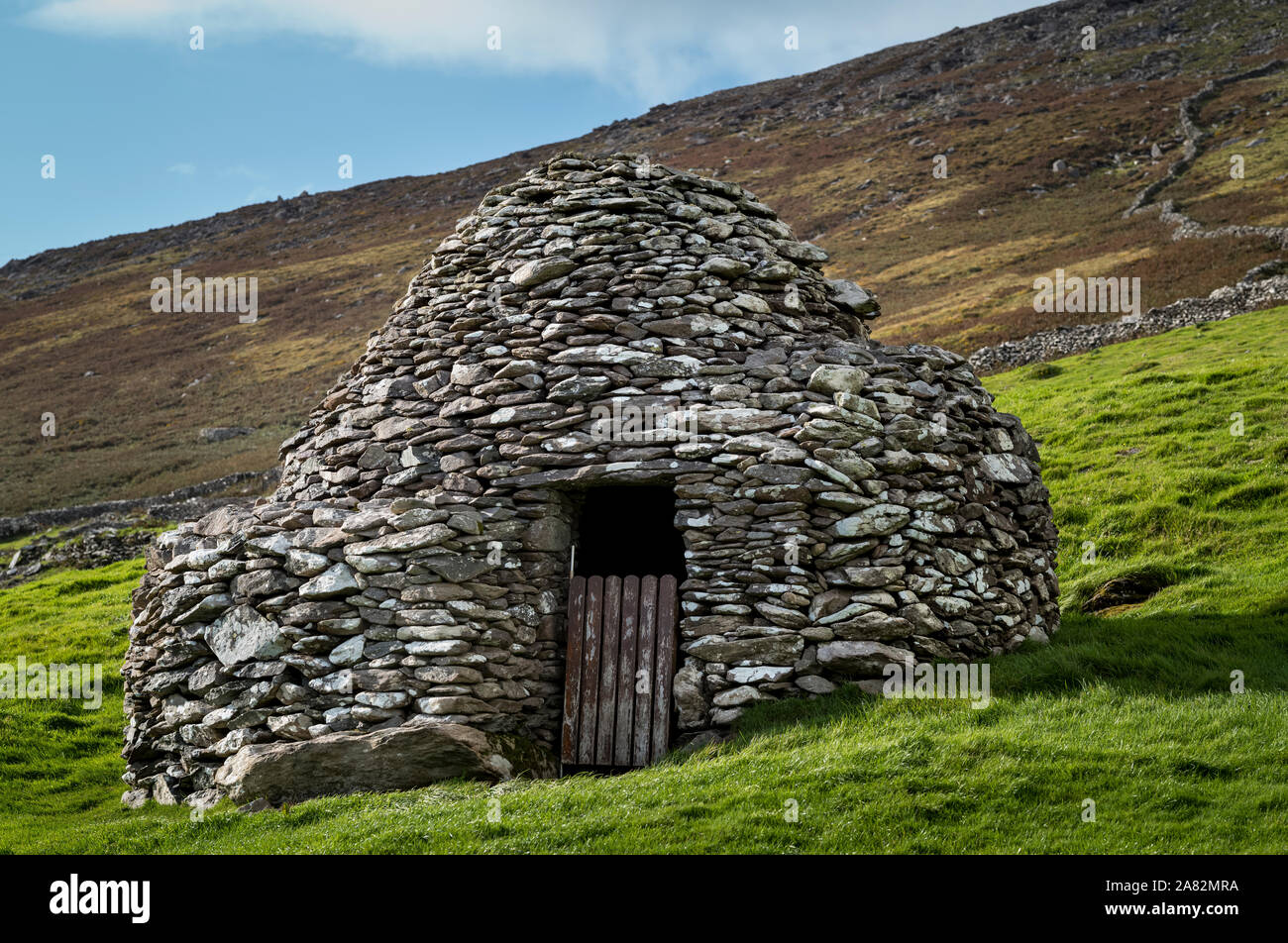 BEEHIVE HUTS DINGLE PENINSULA COUNTY KERRY IRELAND Stock Photo - Alamy