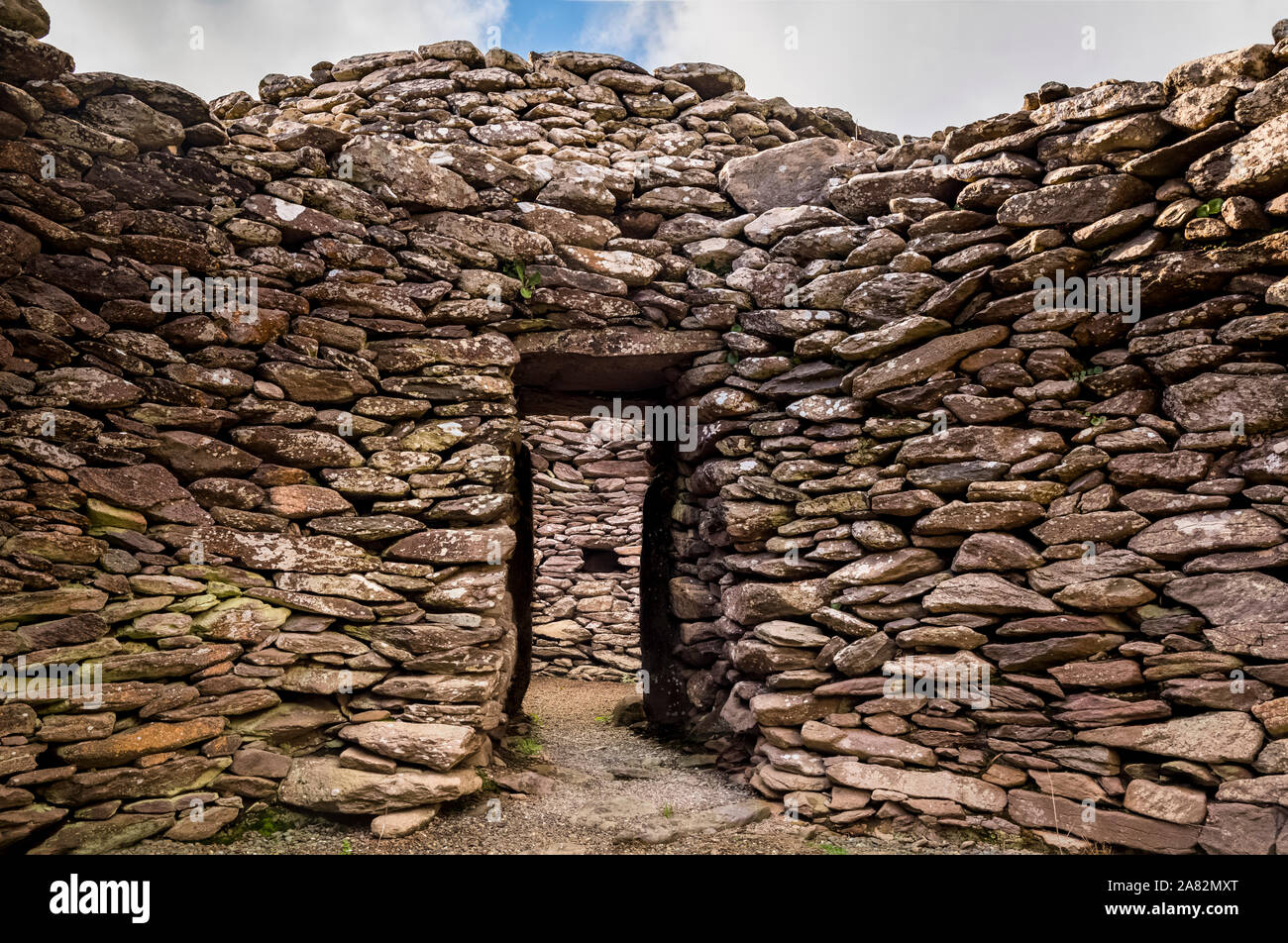 BEEHIVE HUTS DINGLE PENINSULA COUNTY KERRY IRELAND Stock Photo - Alamy